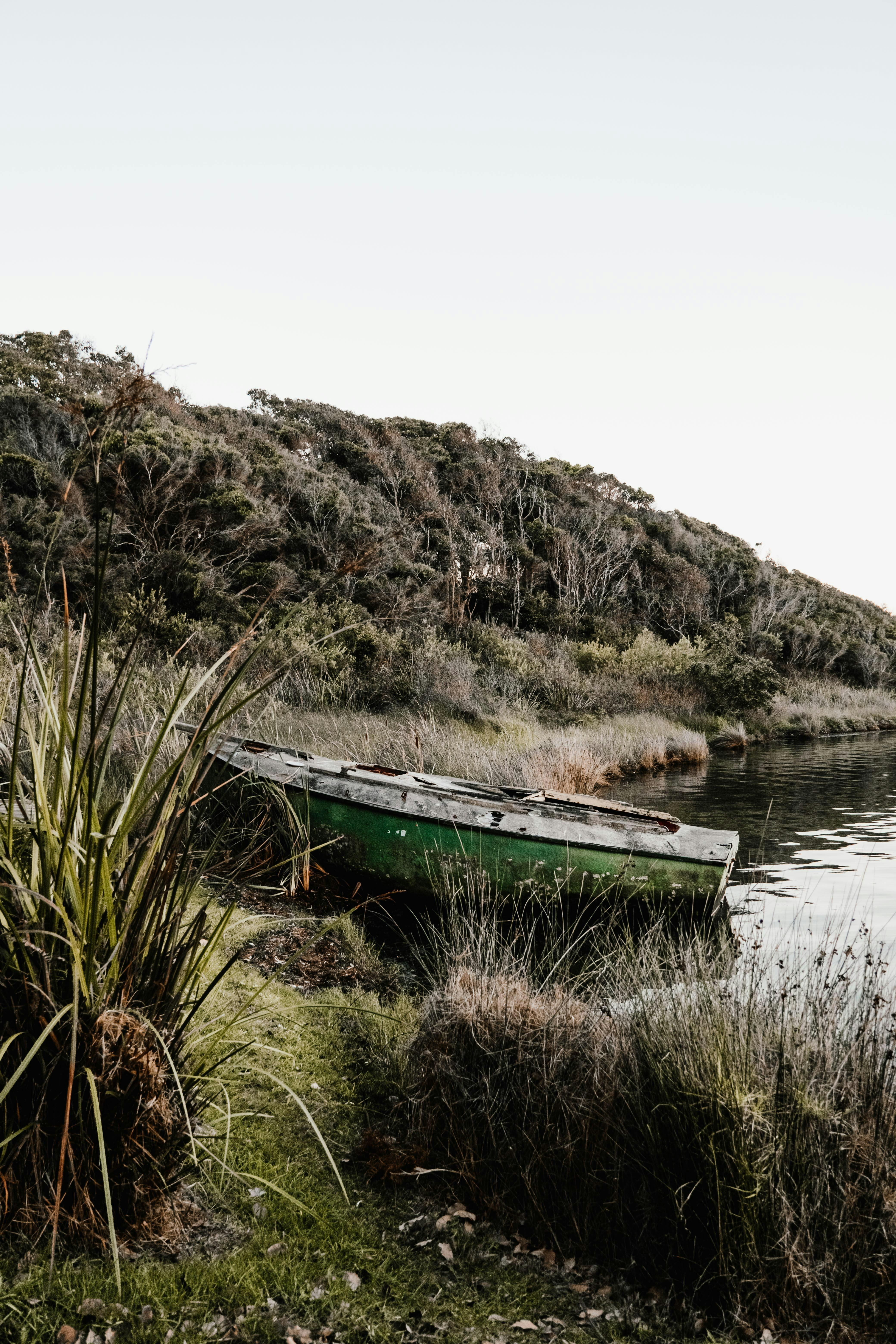 Green Boat on Lake · Free Stock Photo