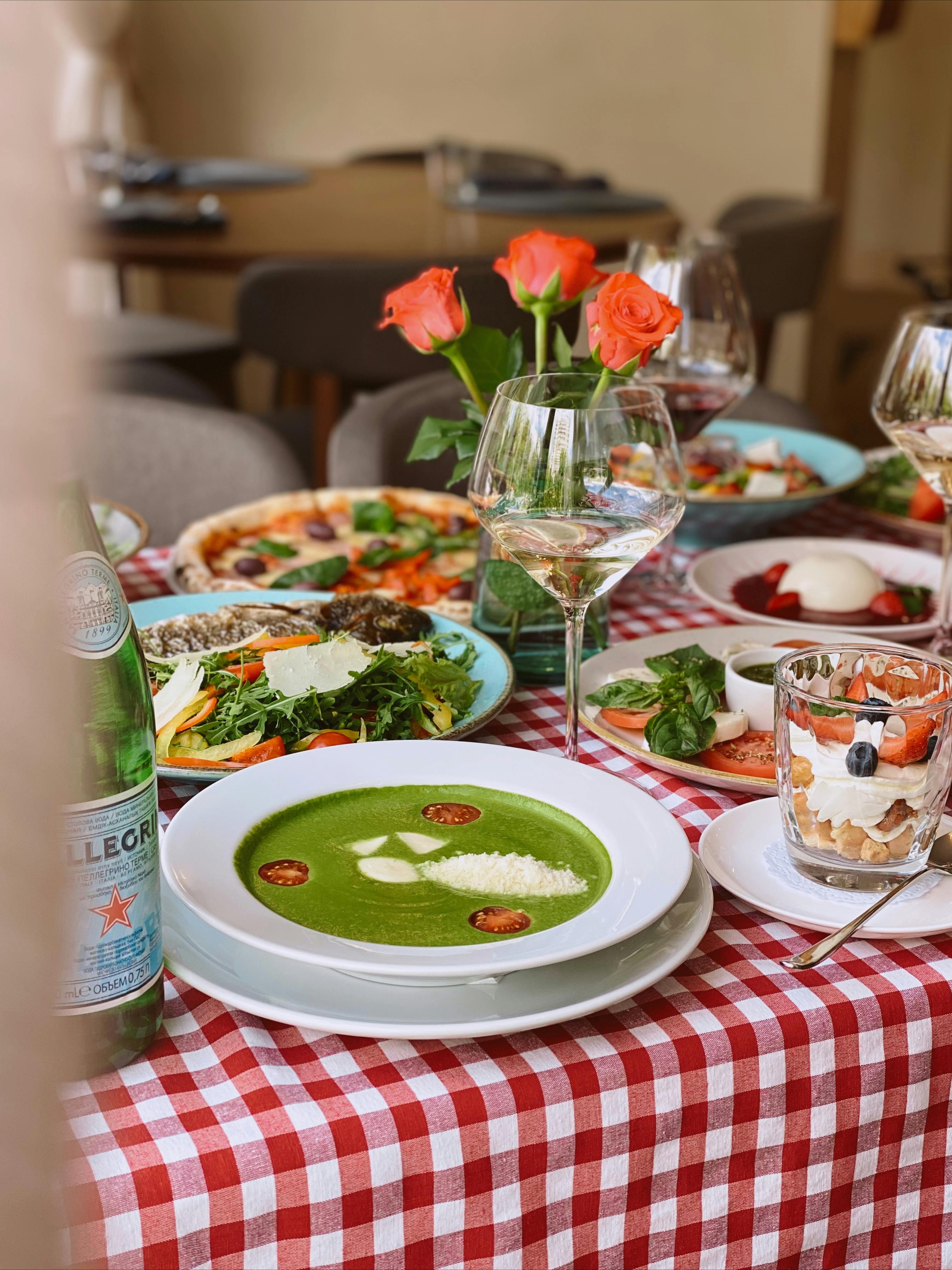 Ceramic Plates On The Table Photos, Download The BEST Free Ceramic ...