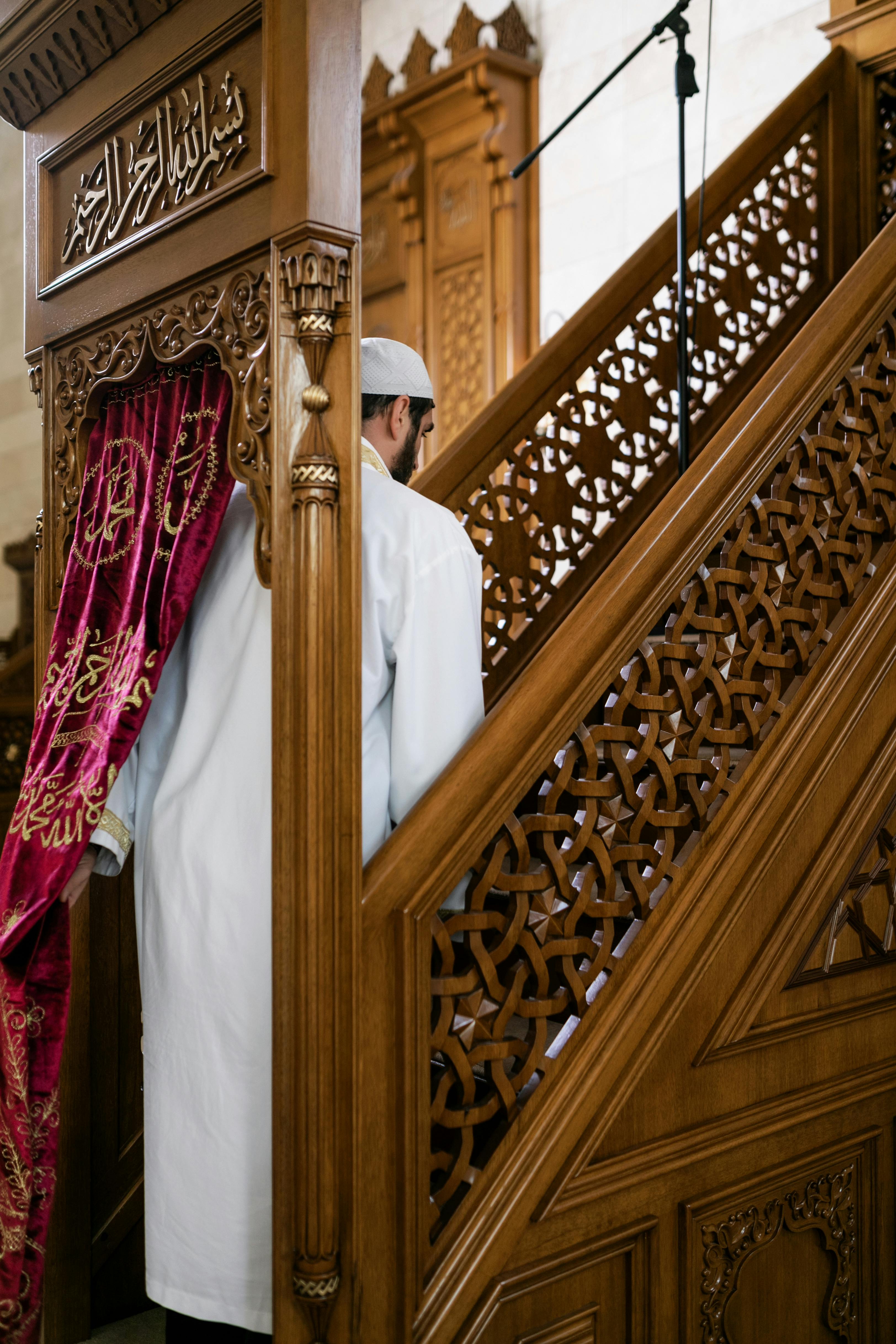 Imam entering the Minbar in the Mosque · Free Stock Photo