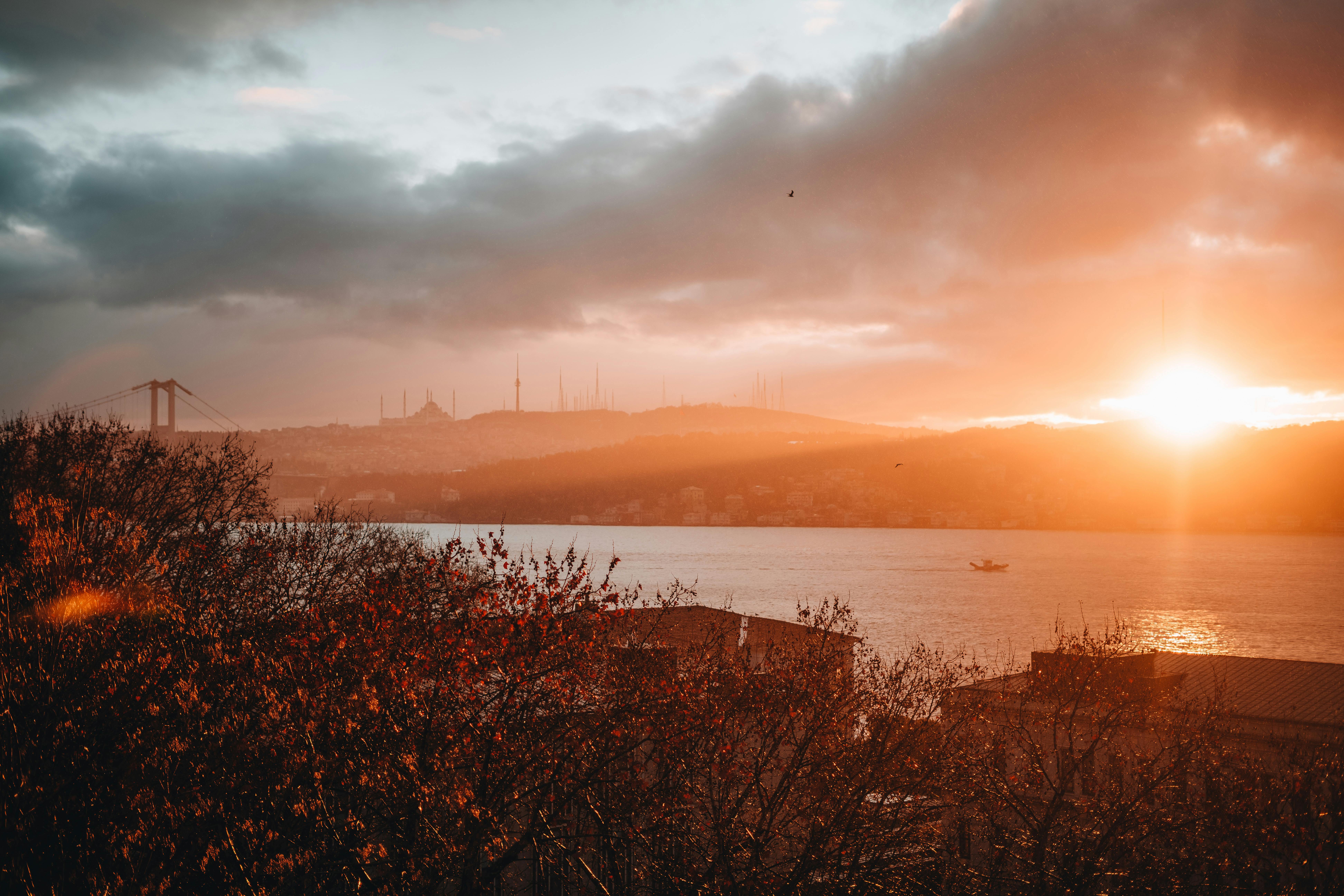 A Lake during the Golden Hour · Free Stock Photo