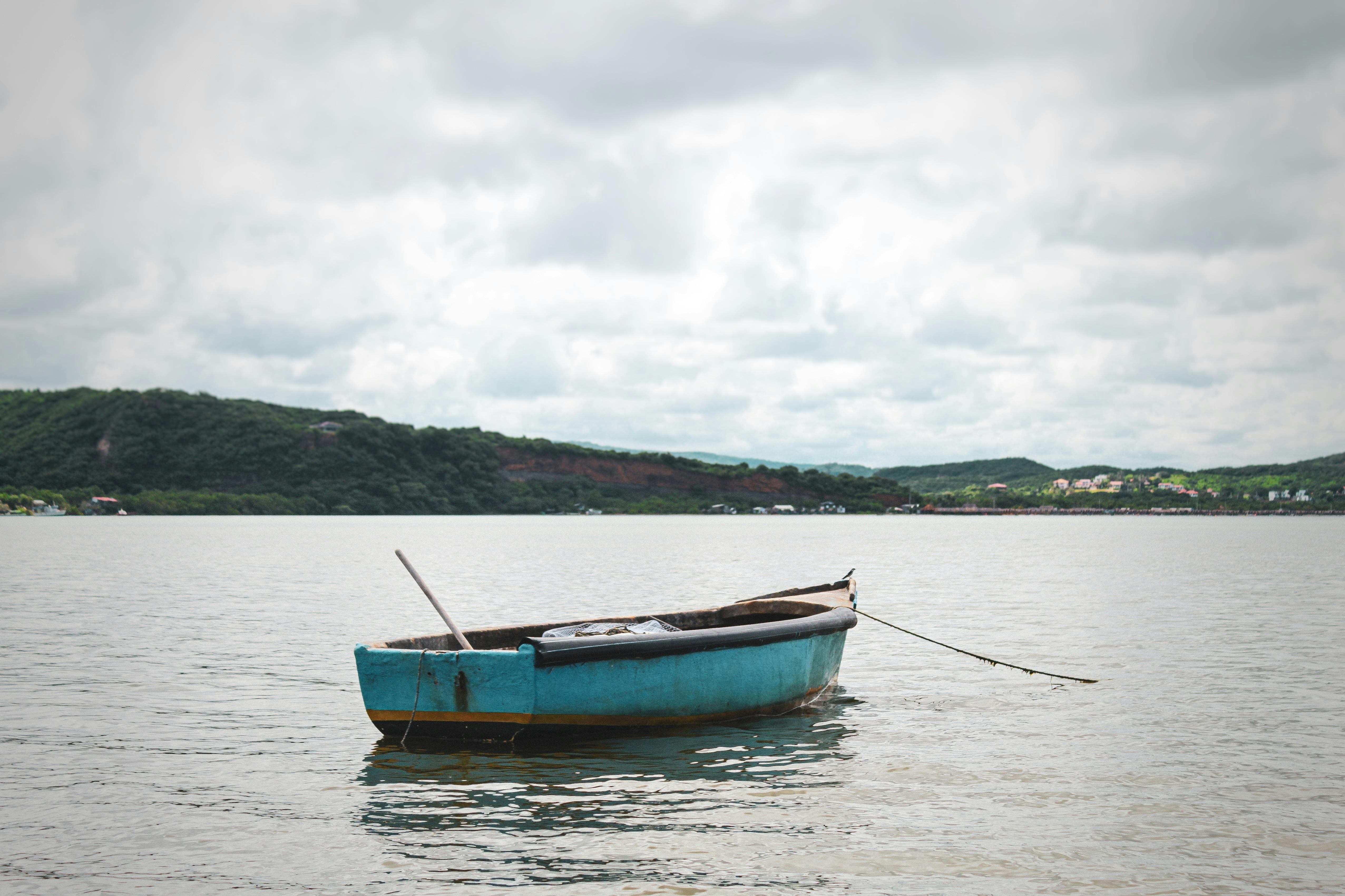 Rowboat in the Middle Of Lake · Free Stock Photo