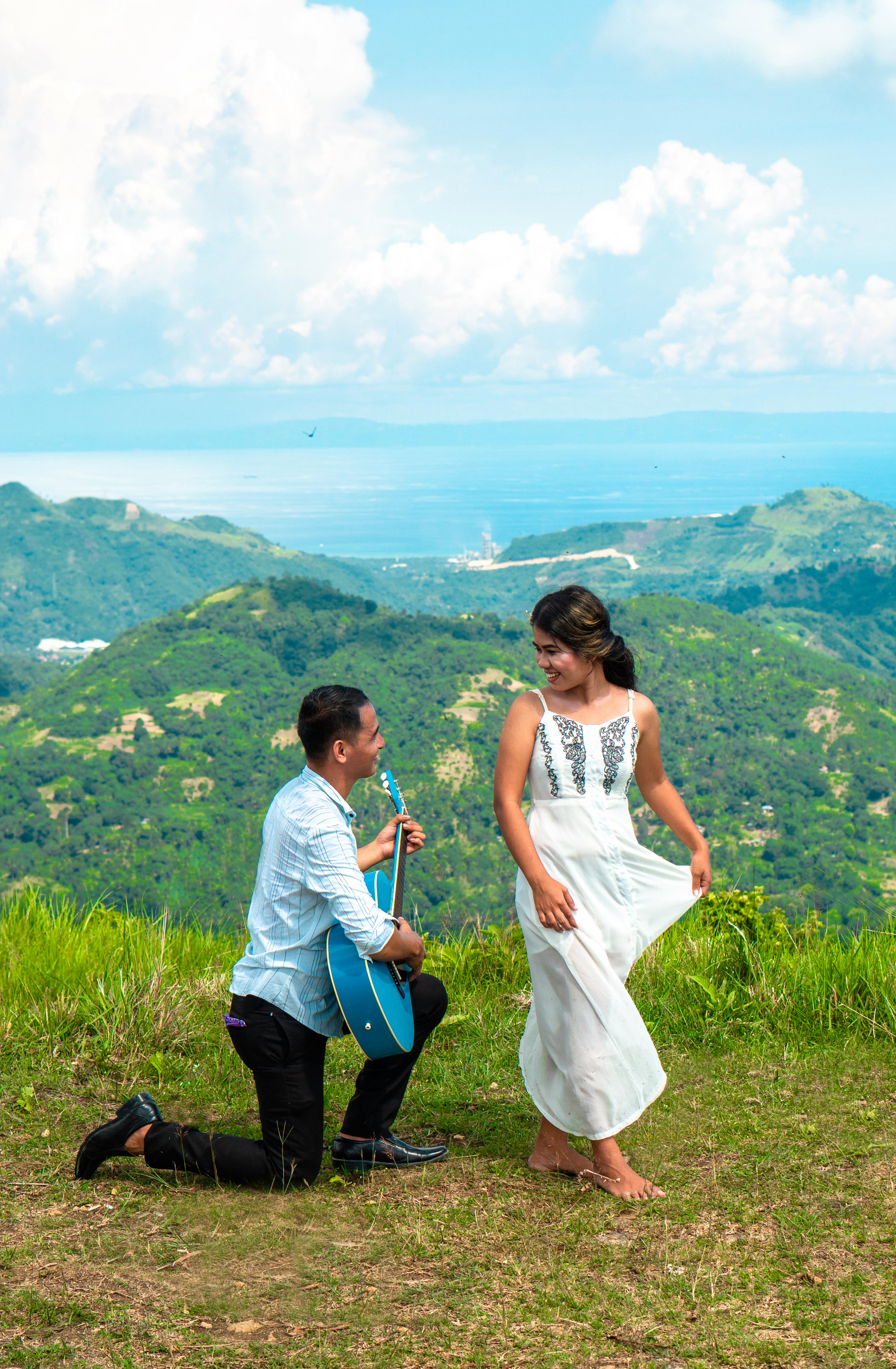 Man Serenading his Girlf on Guitar · Free Stock Photo