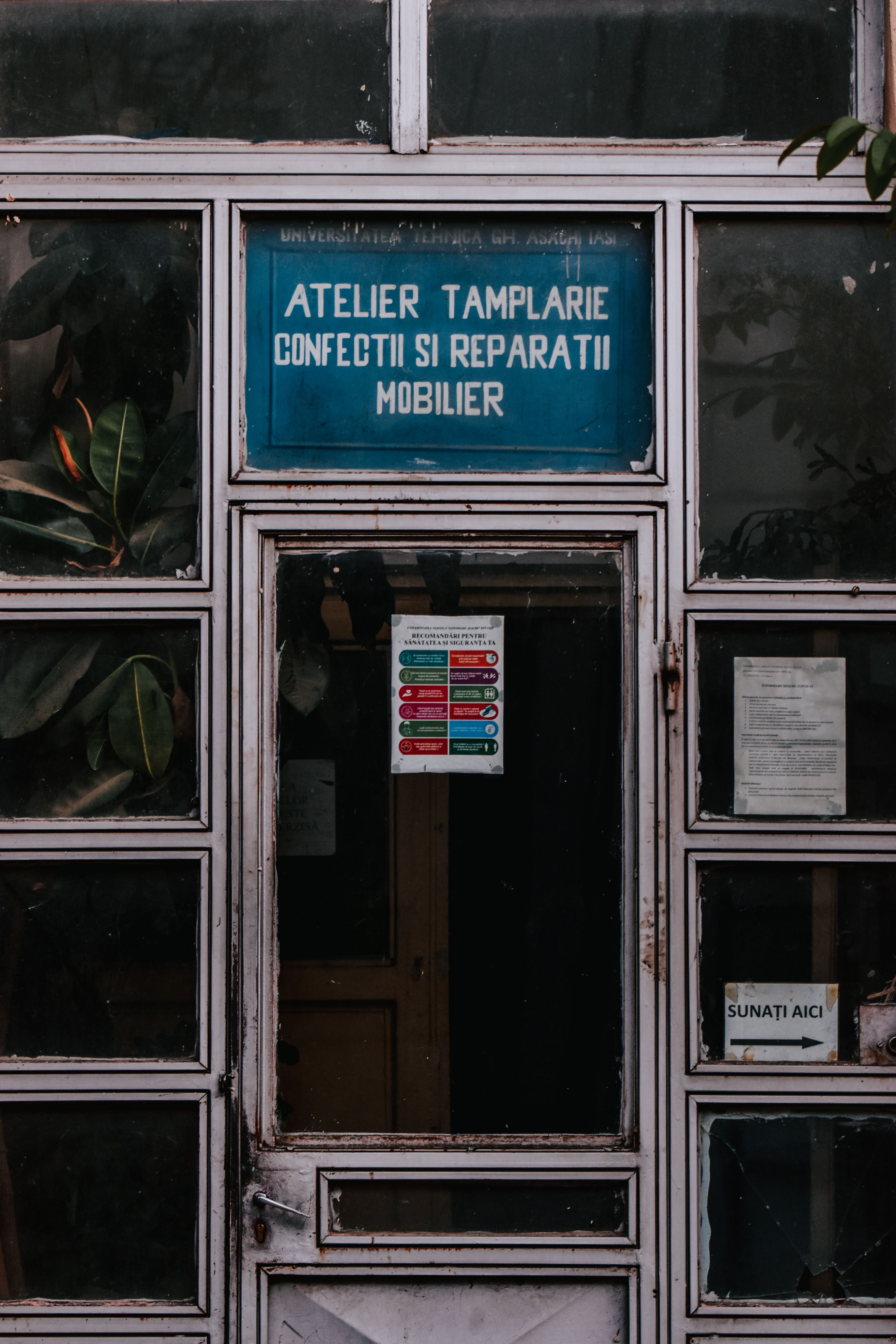 Entrance with the Closed Sign Hanging · Free Stock Photo