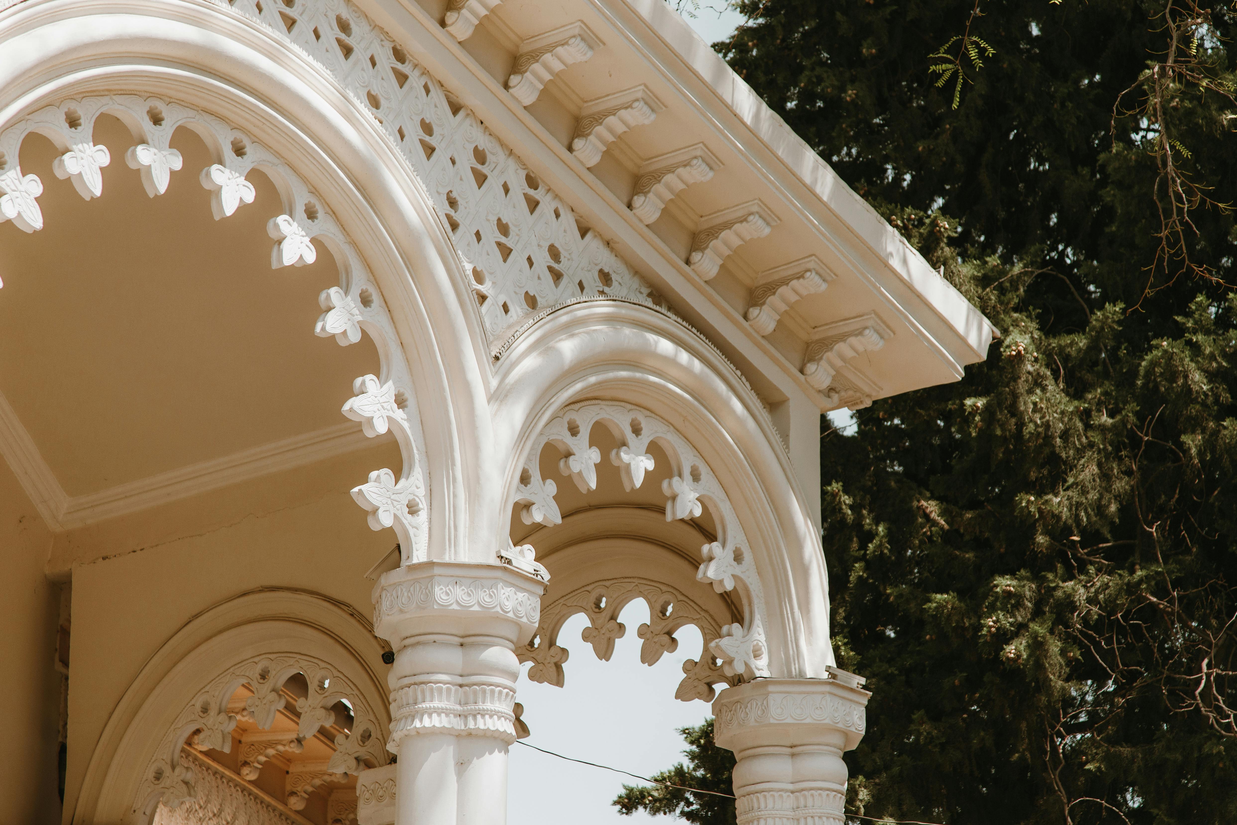 Columns and Arches in Building · Free Stock Photo