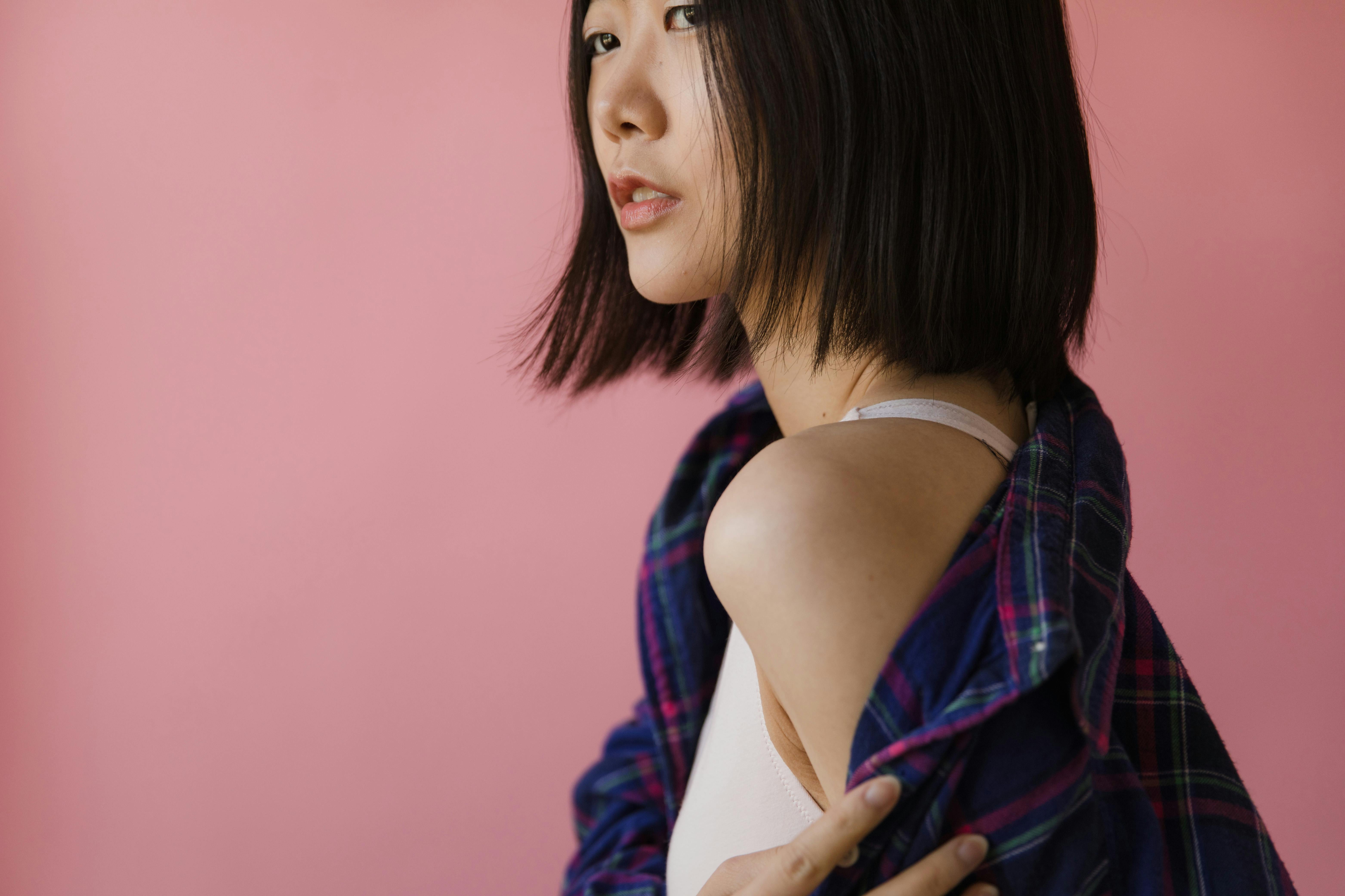 Shoulder To Shoulder Pose Photos, Download The BEST Free Shoulder To ...