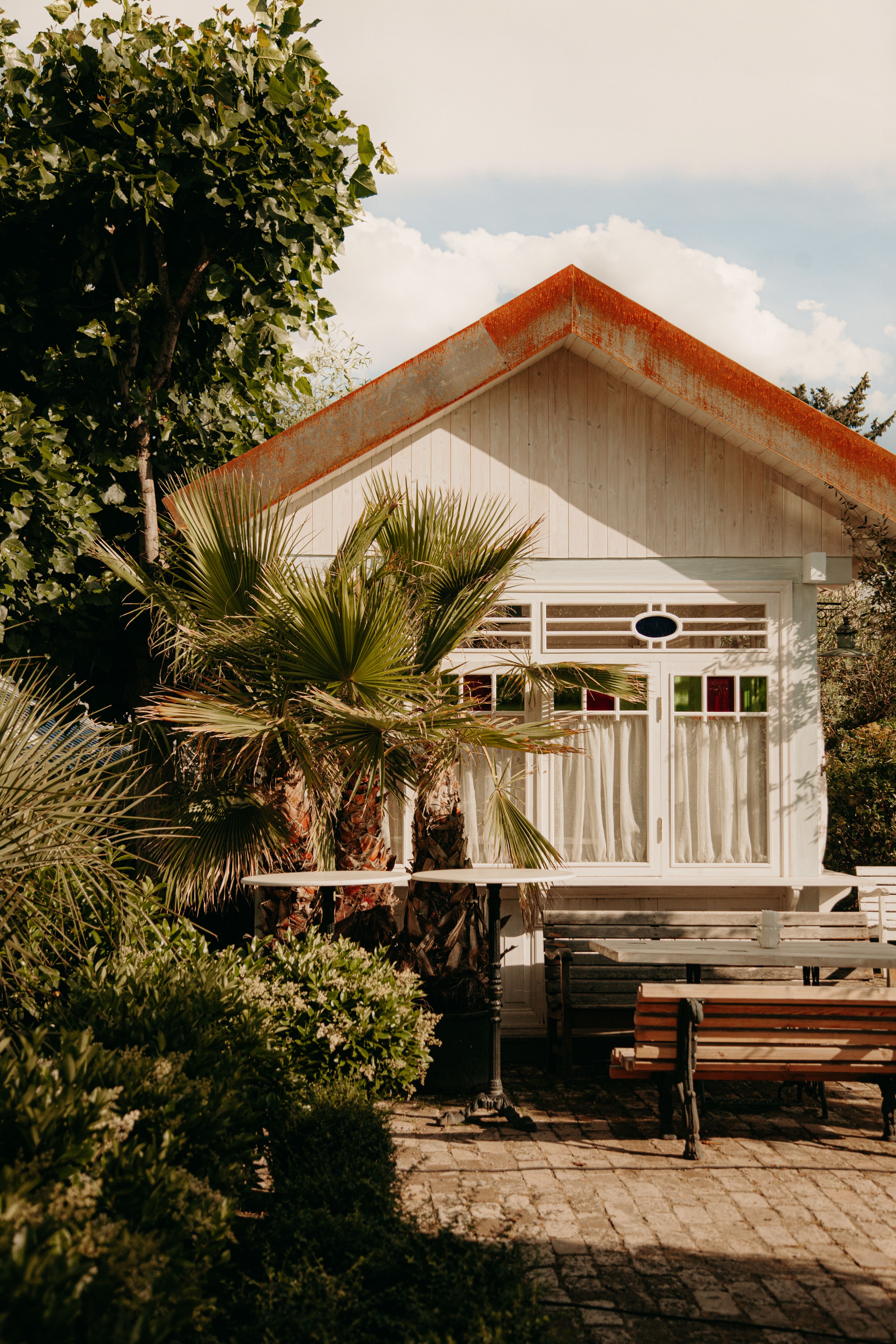 Bungalow in Sunlight and Trees · Free Stock Photo