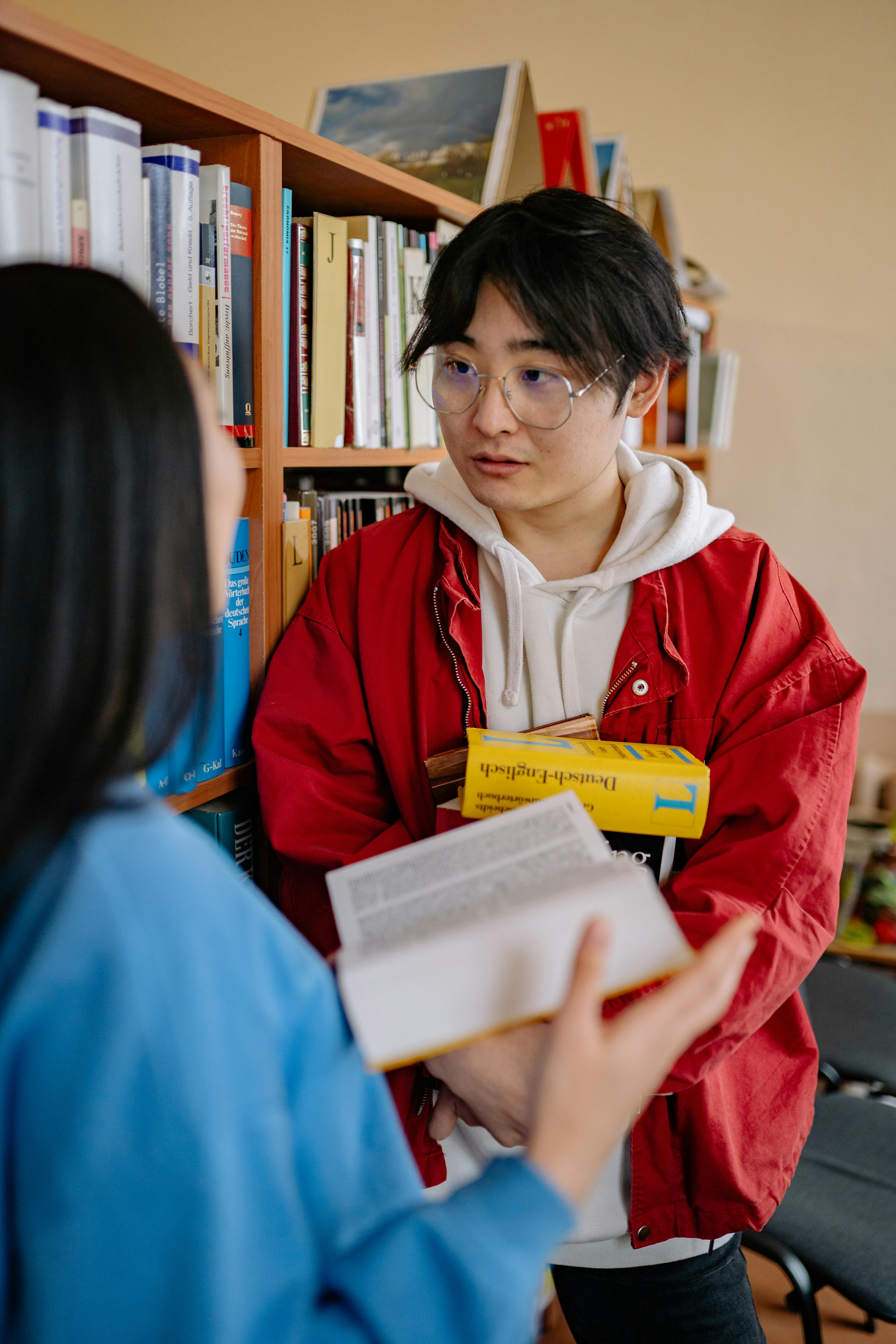 People Talking in the Library · Free Stock Photo