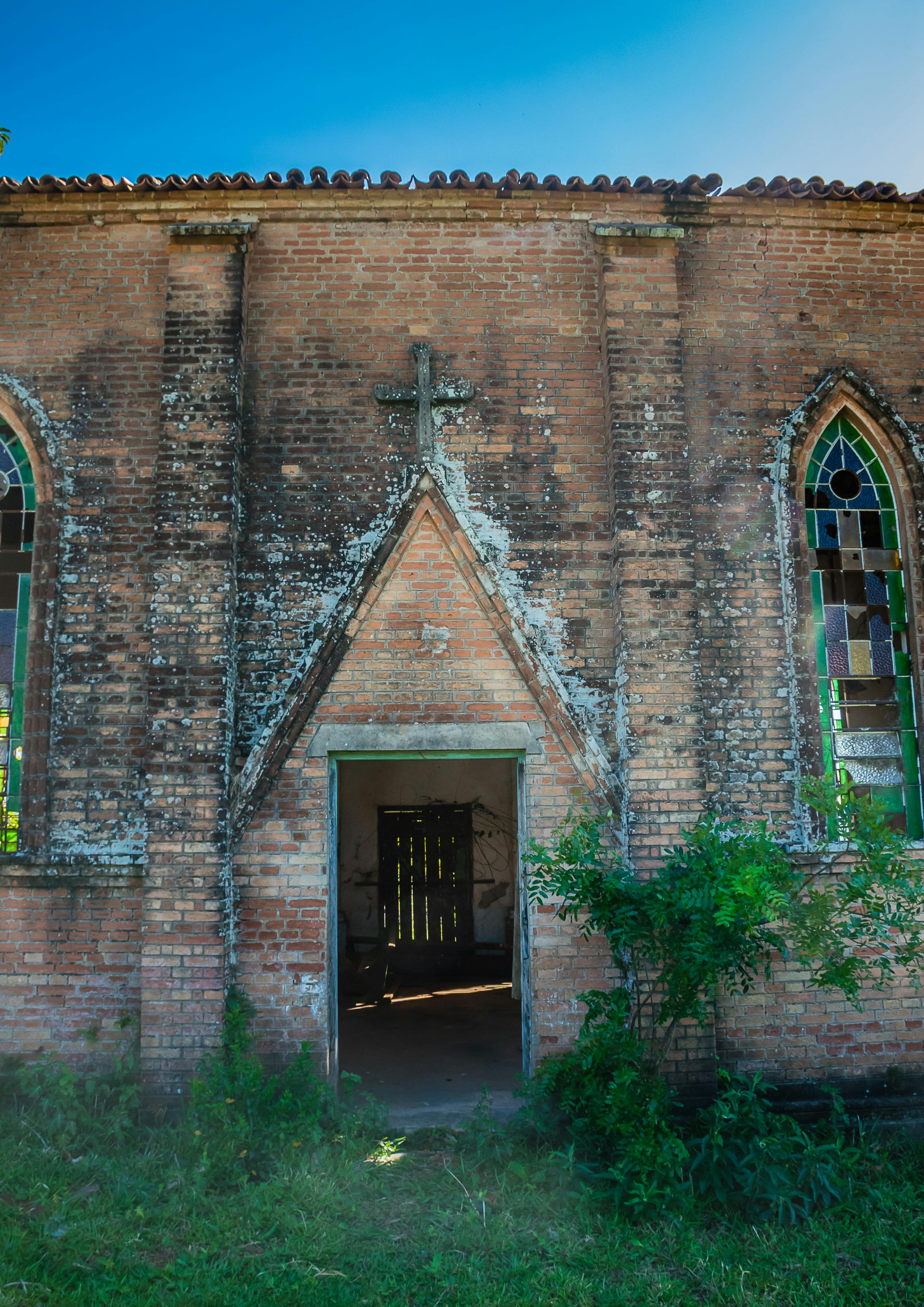 Old Abandoned Church Building · Free Stock Photo