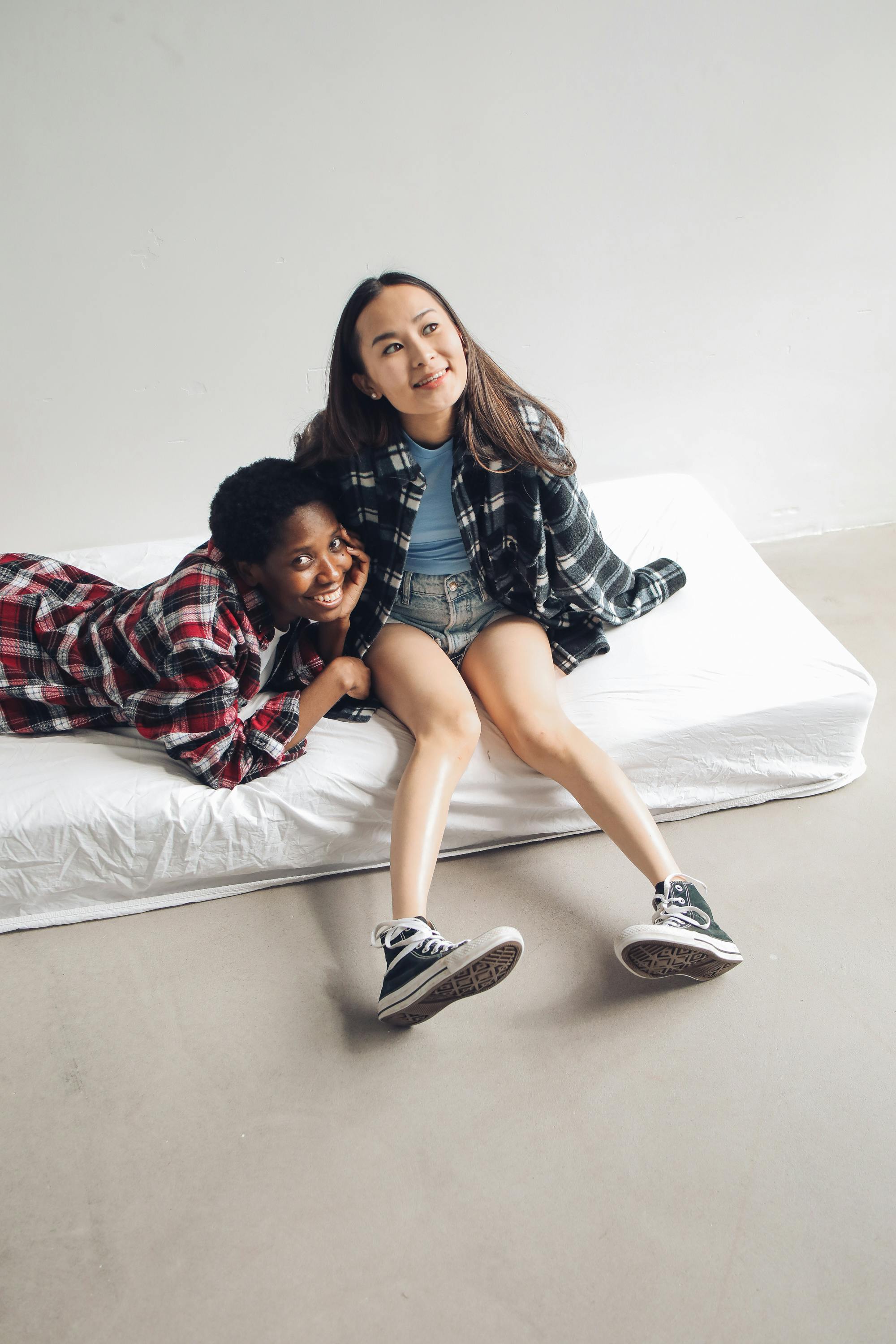 People Chilling on the Bed · Free Stock Photo