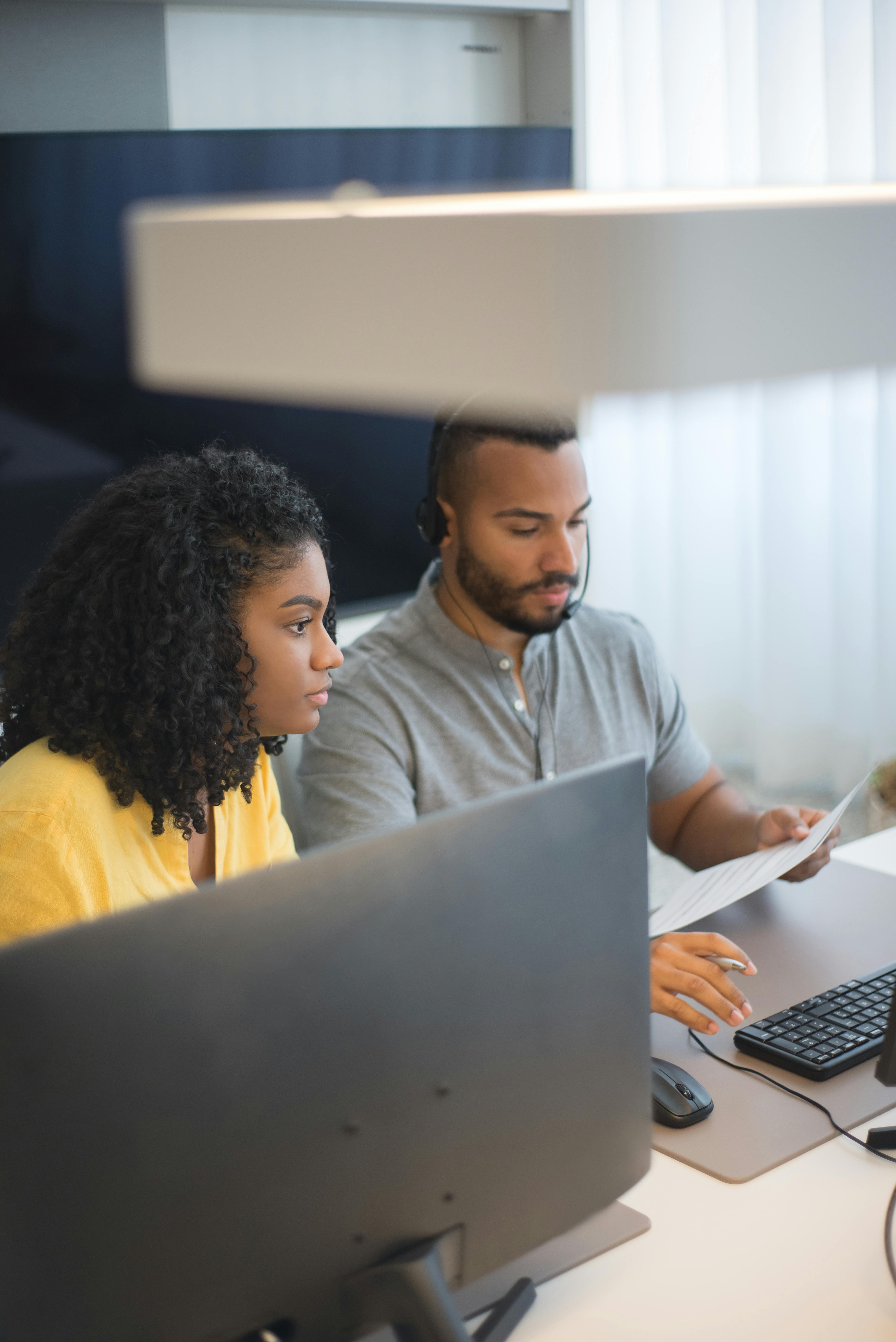 A People Looking the Computer · Free Stock Photo