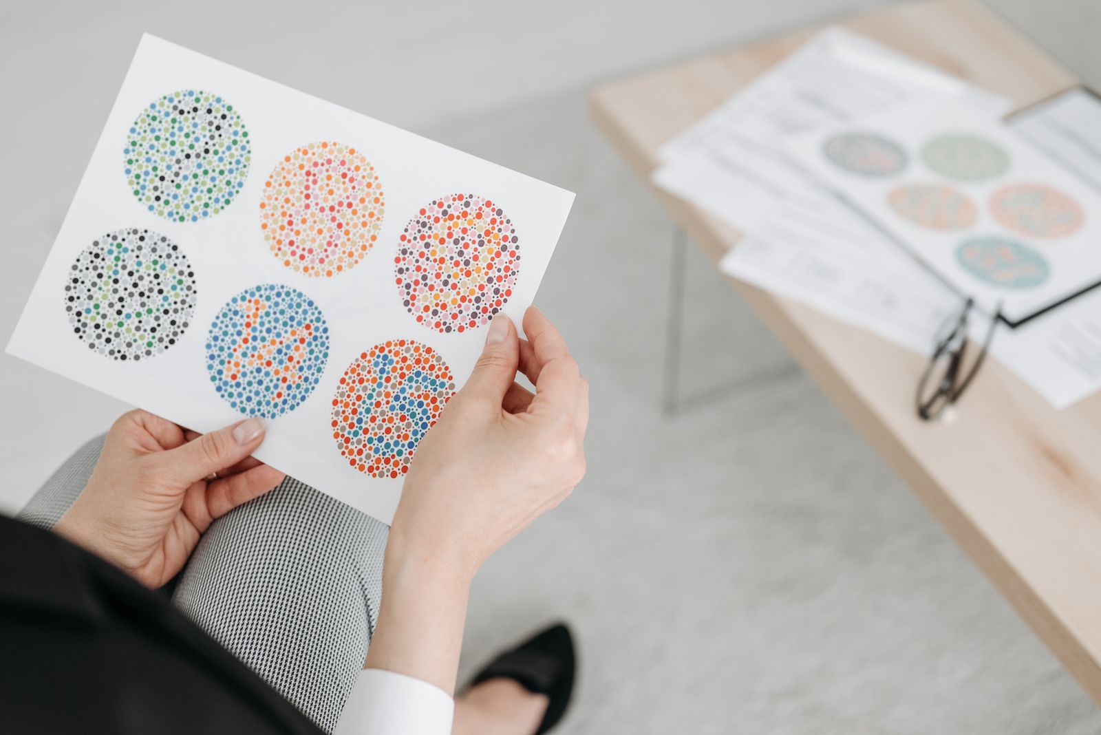 Hands Holding Paper Photos, Download The BEST Free Hands Holding Paper ...