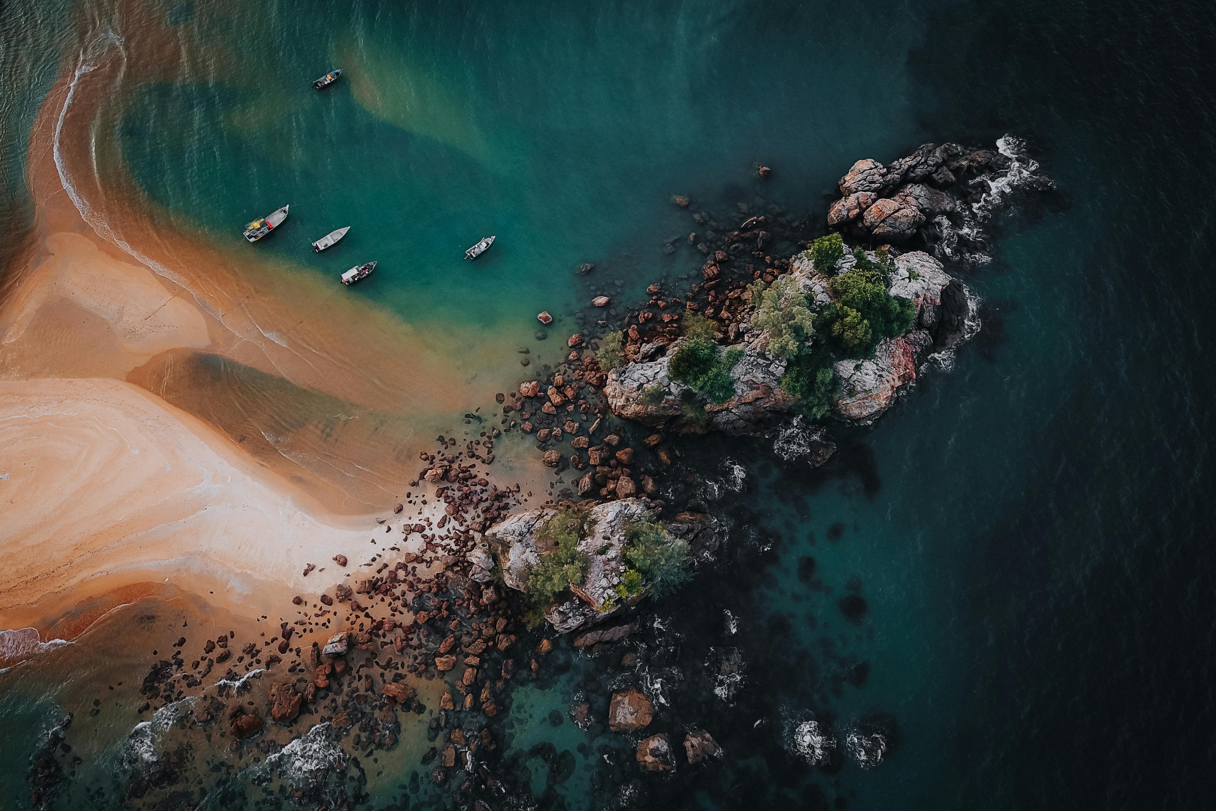 Barcos En La Orilla Del Mar · Foto de stock gratuita