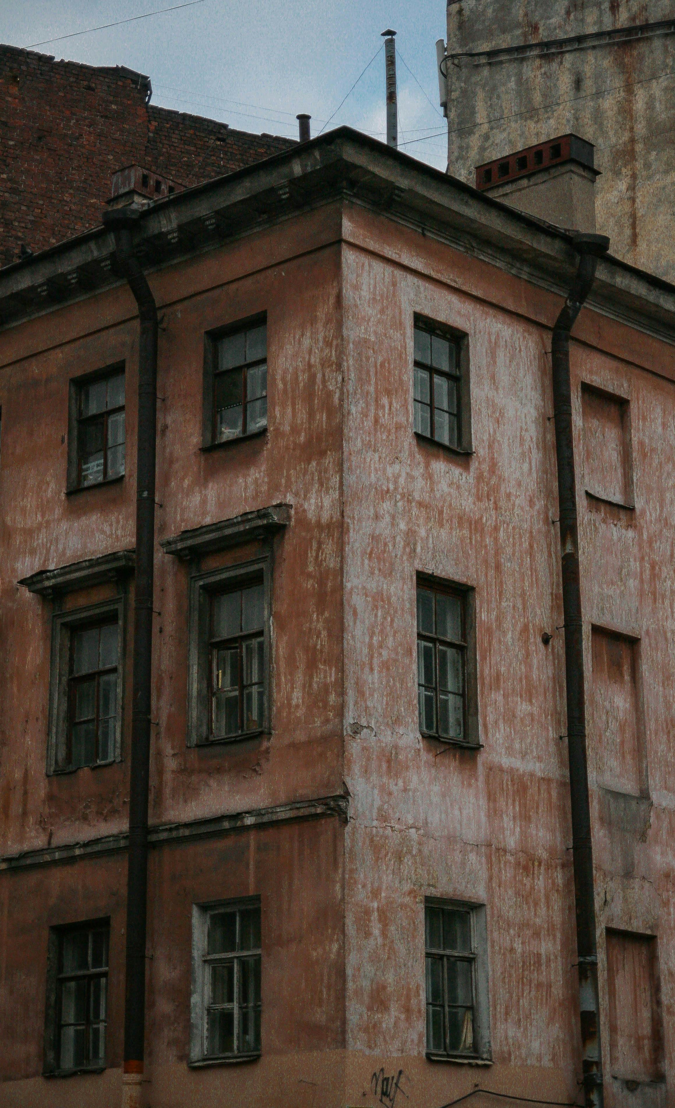 External Corner of a Weathered Apartment Building · Free Stock Photo