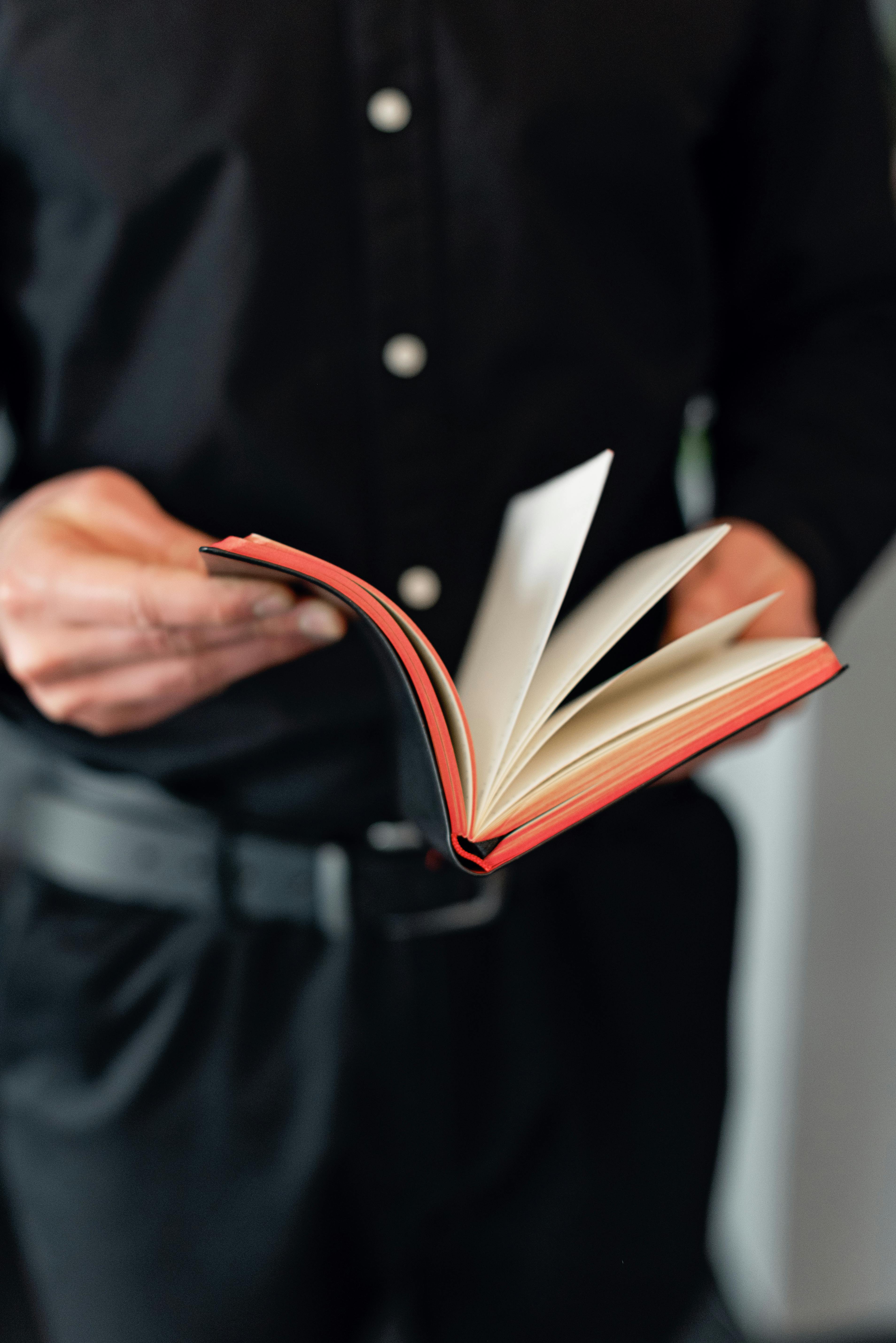 Book in the hand · Free Stock Photo