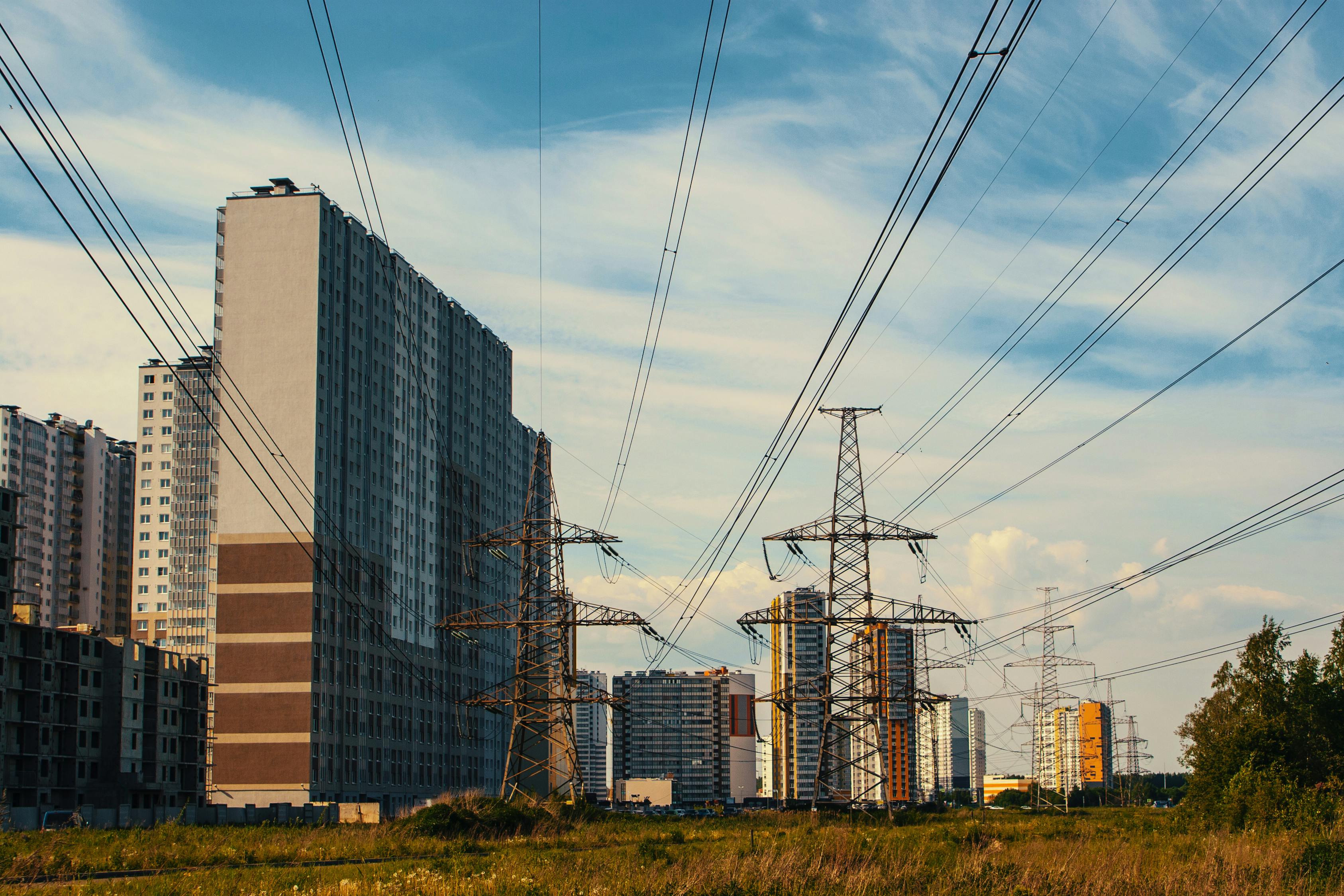 Electricity Towers and Tall Apartment Buildings in City · Free Stock Photo