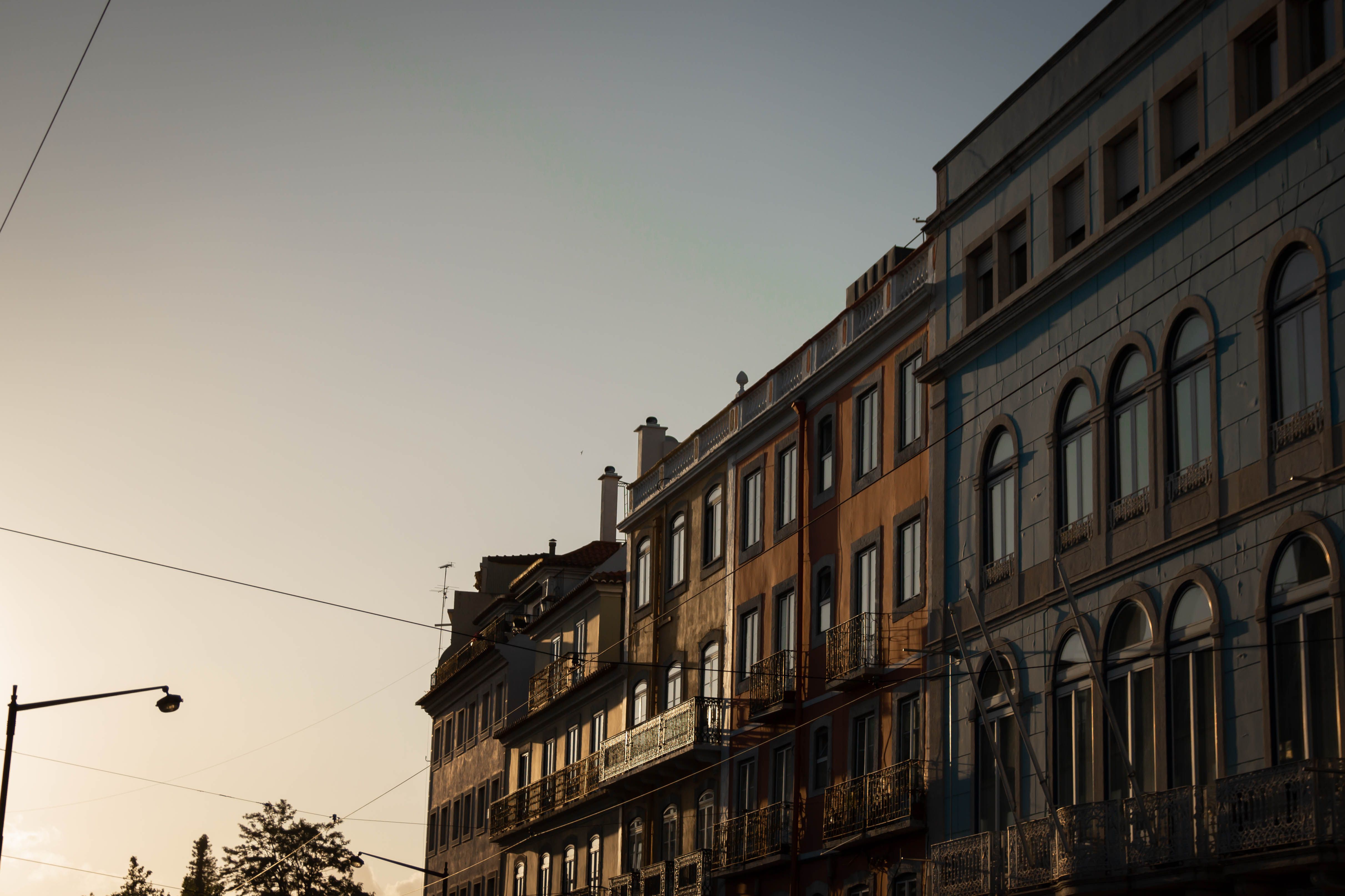 Building near Street · Free Stock Photo