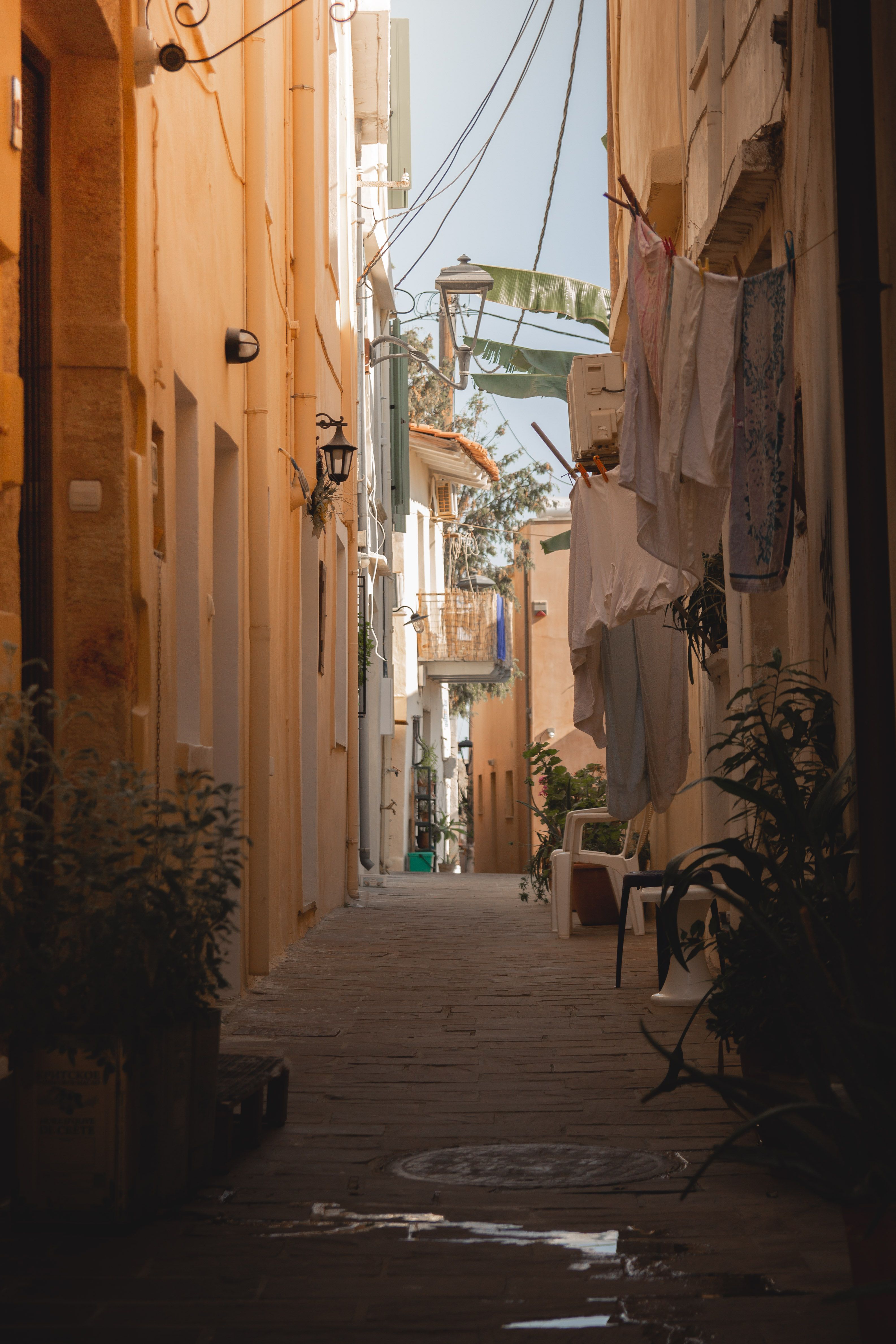 Narrow Walkway in City · Free Stock Photo