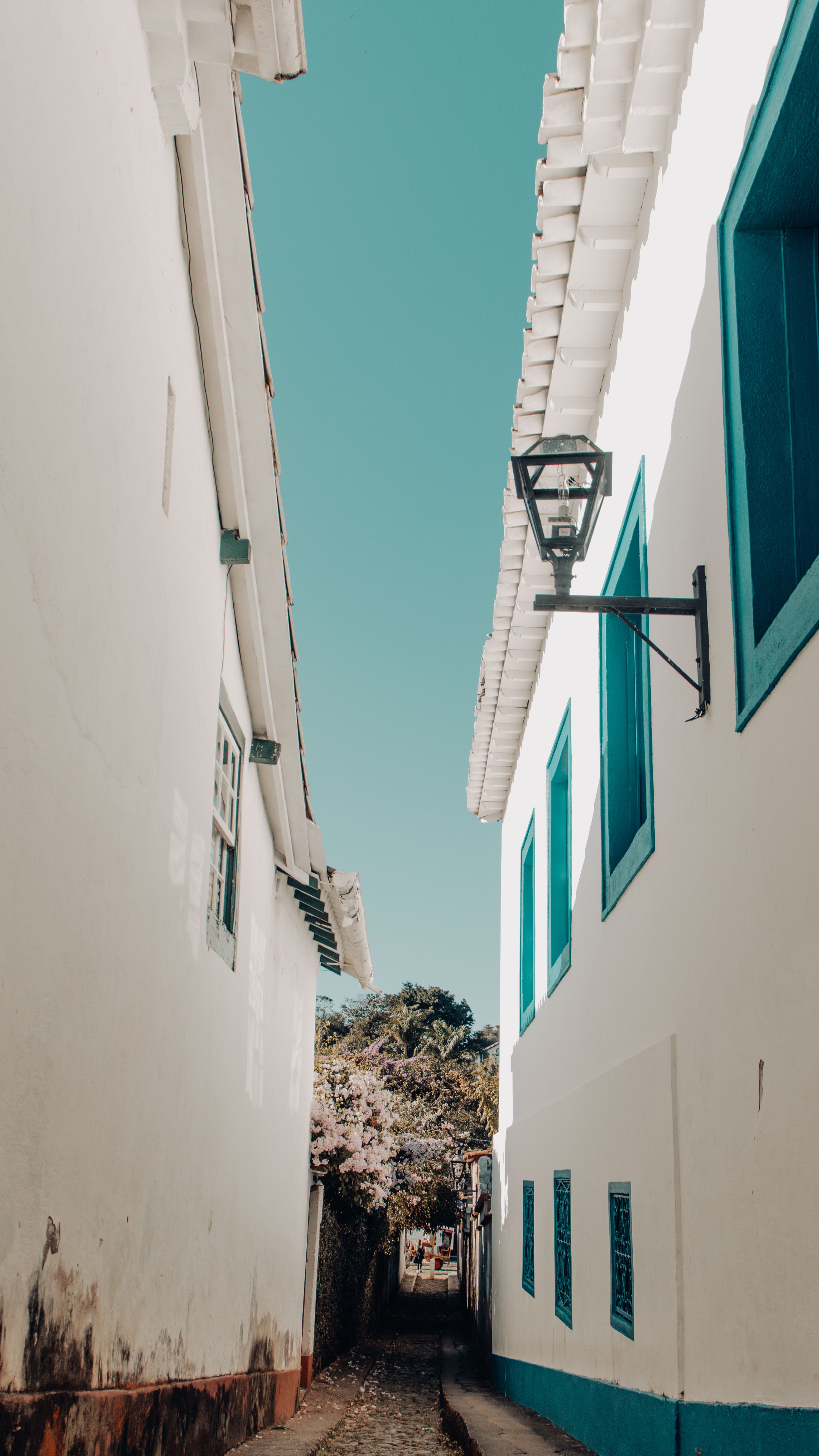 Alleyway between Concrete Buildings · Free Stock Photo
