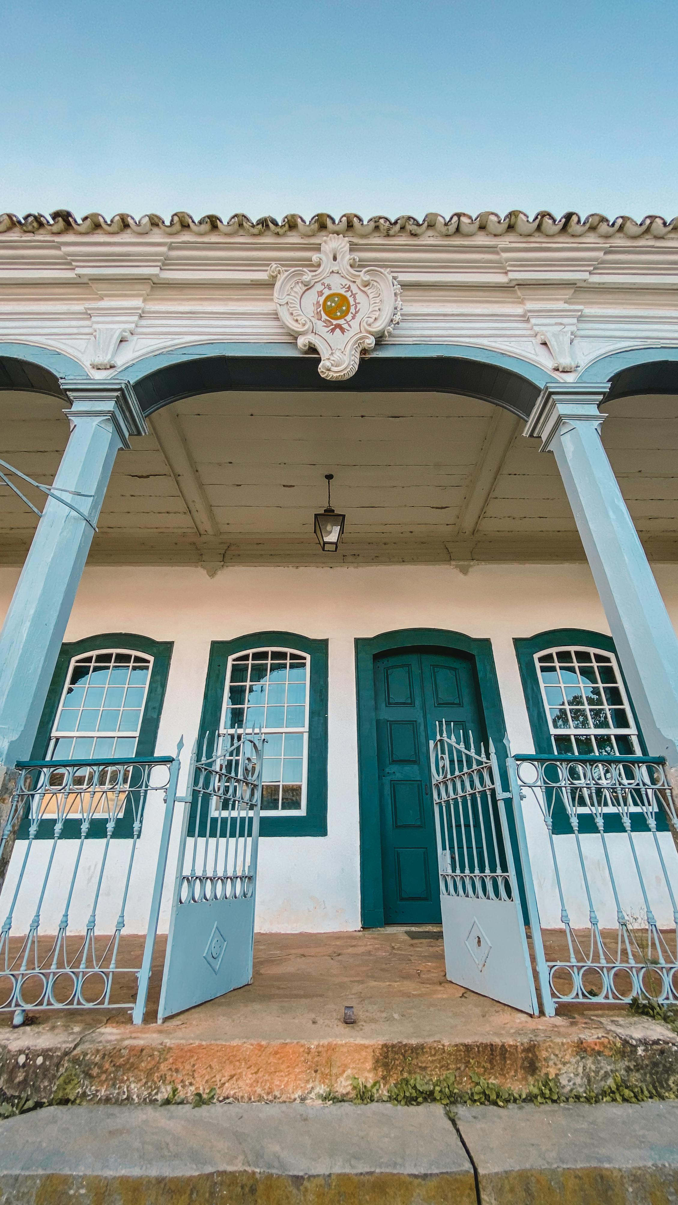 Frontage of a Residential House with Garden · Free Stock Photo