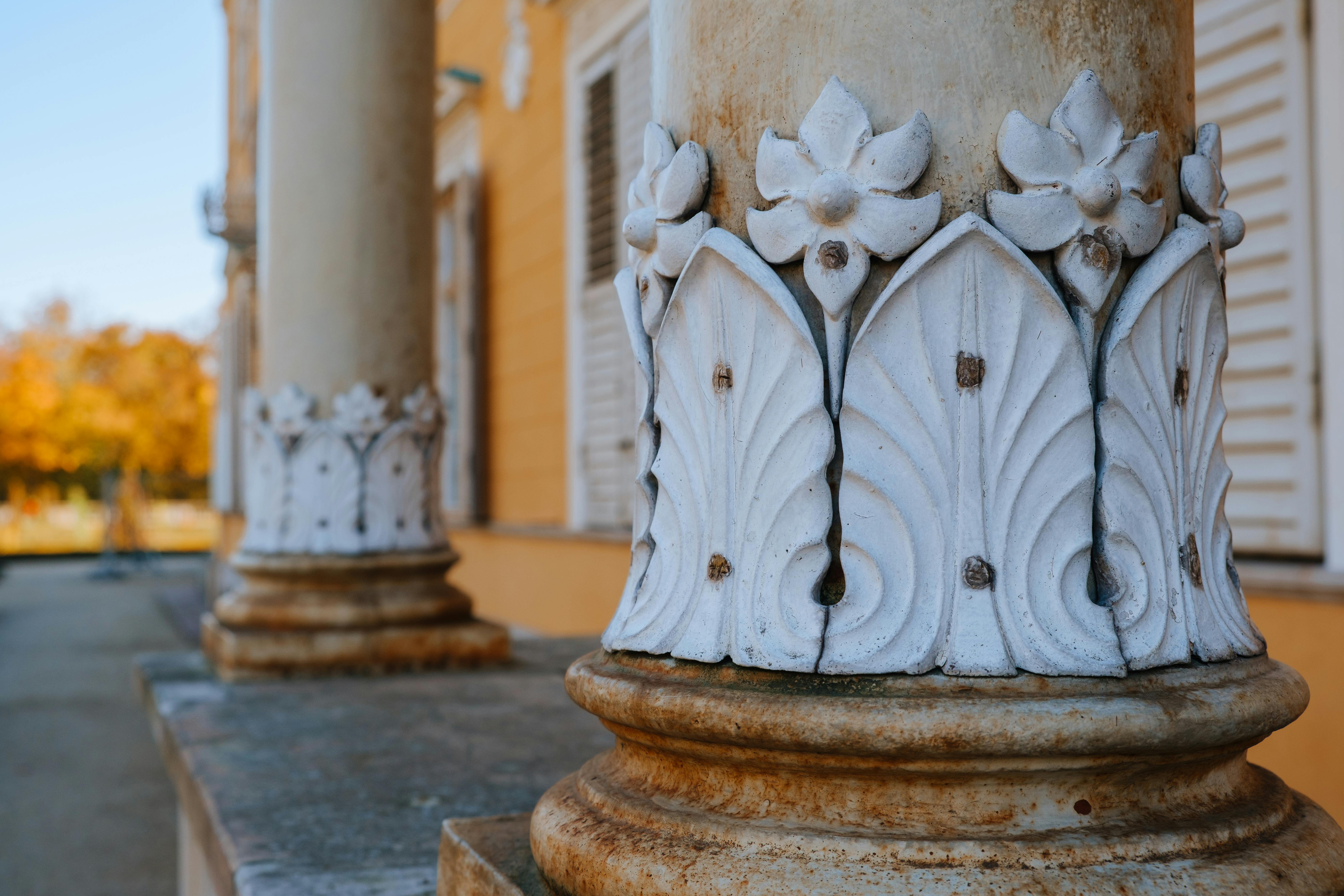 Columns in Building · Free Stock Photo
