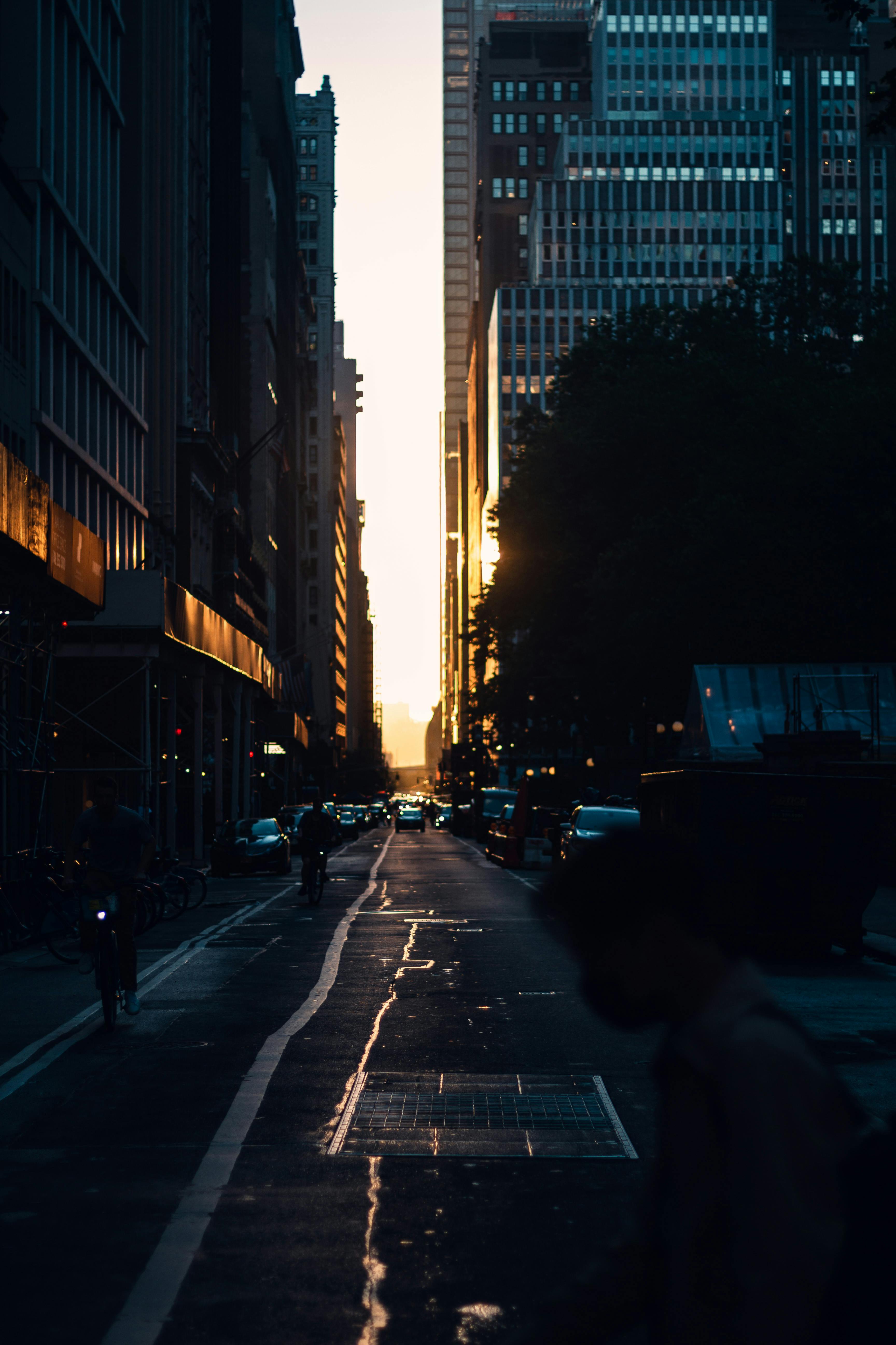 Unrecognizable citizens moving on empty dark street · Free Stock Photo
