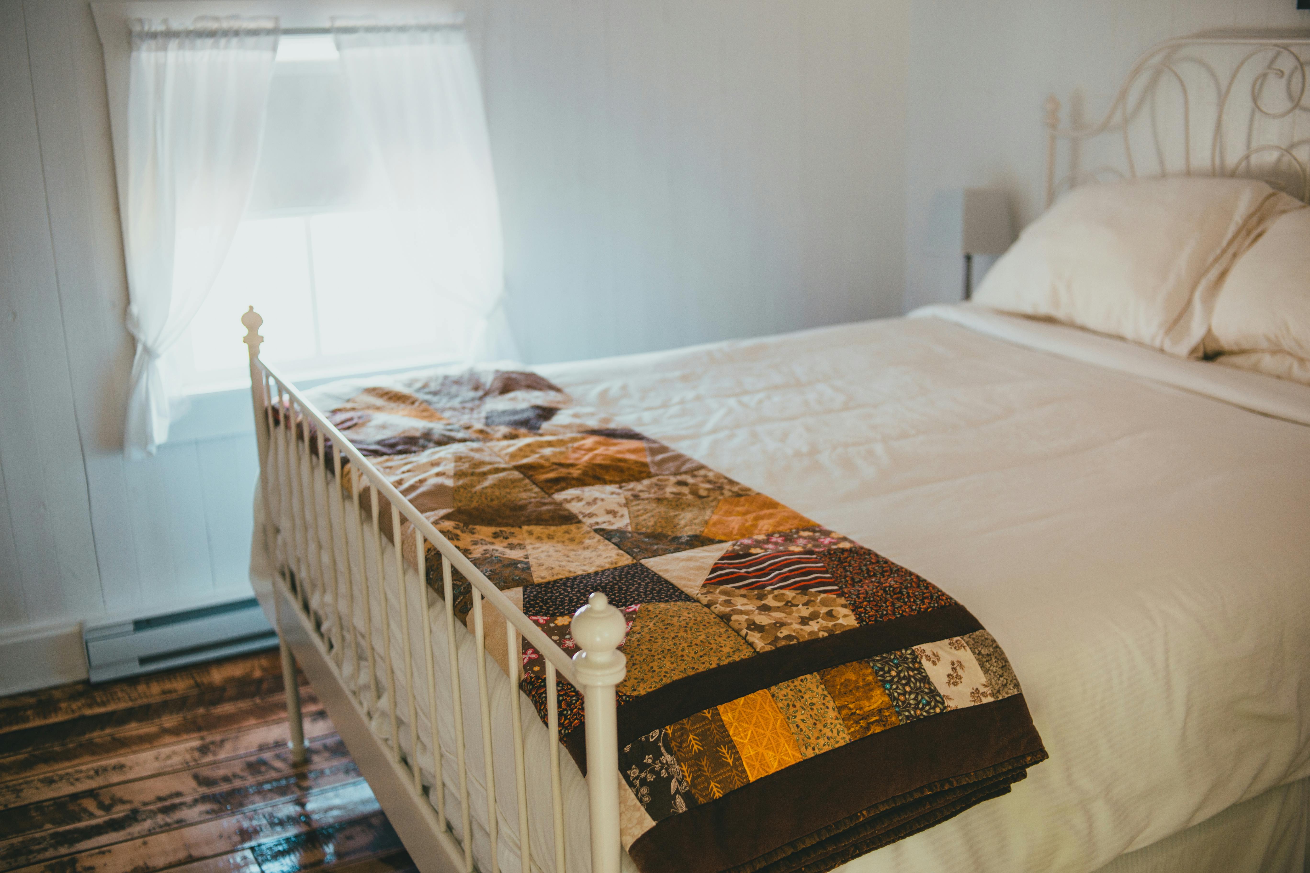 Bed in Bedroom · Free Stock Photo