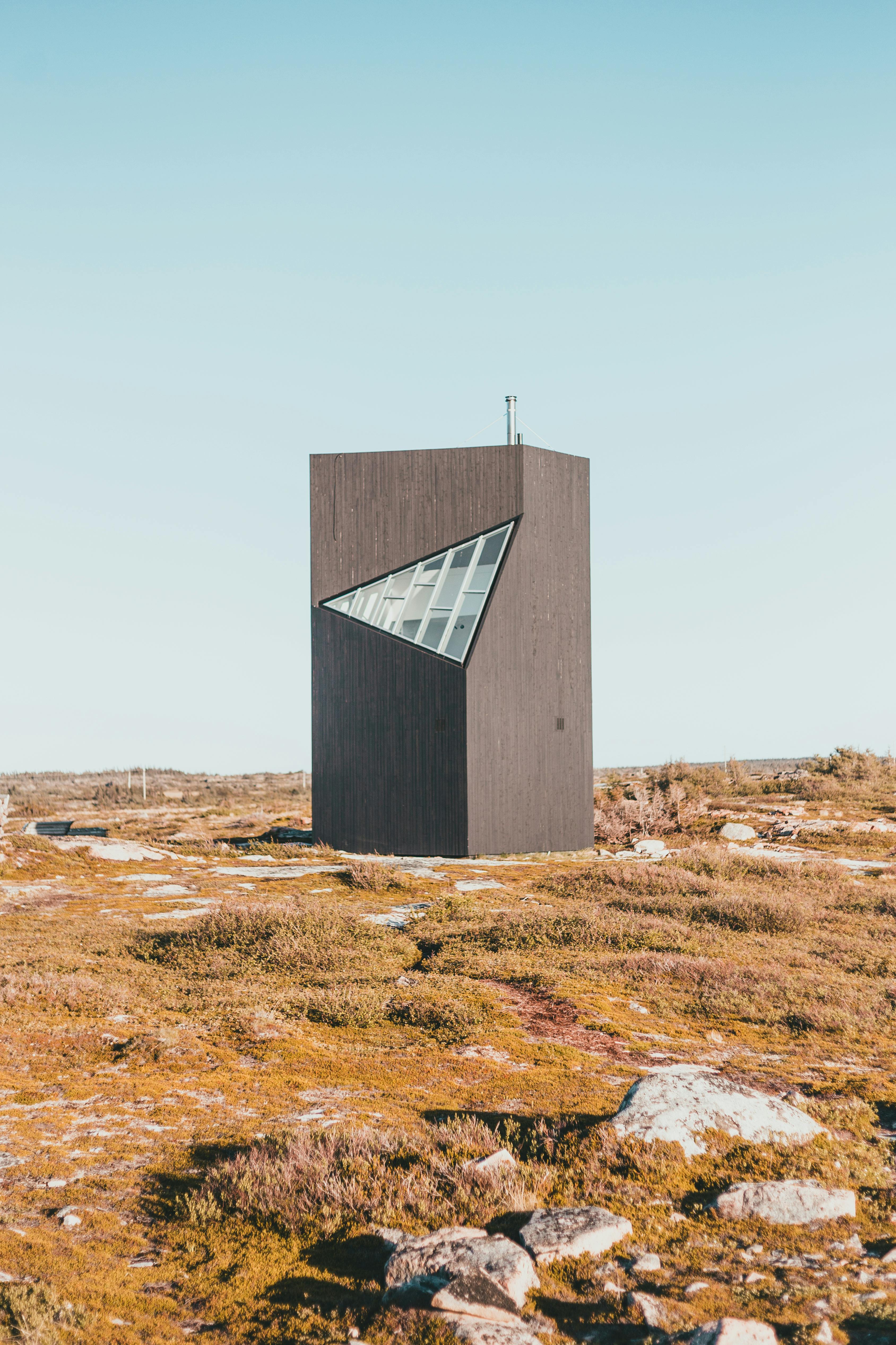 Building on Wasteland · Free Stock Photo