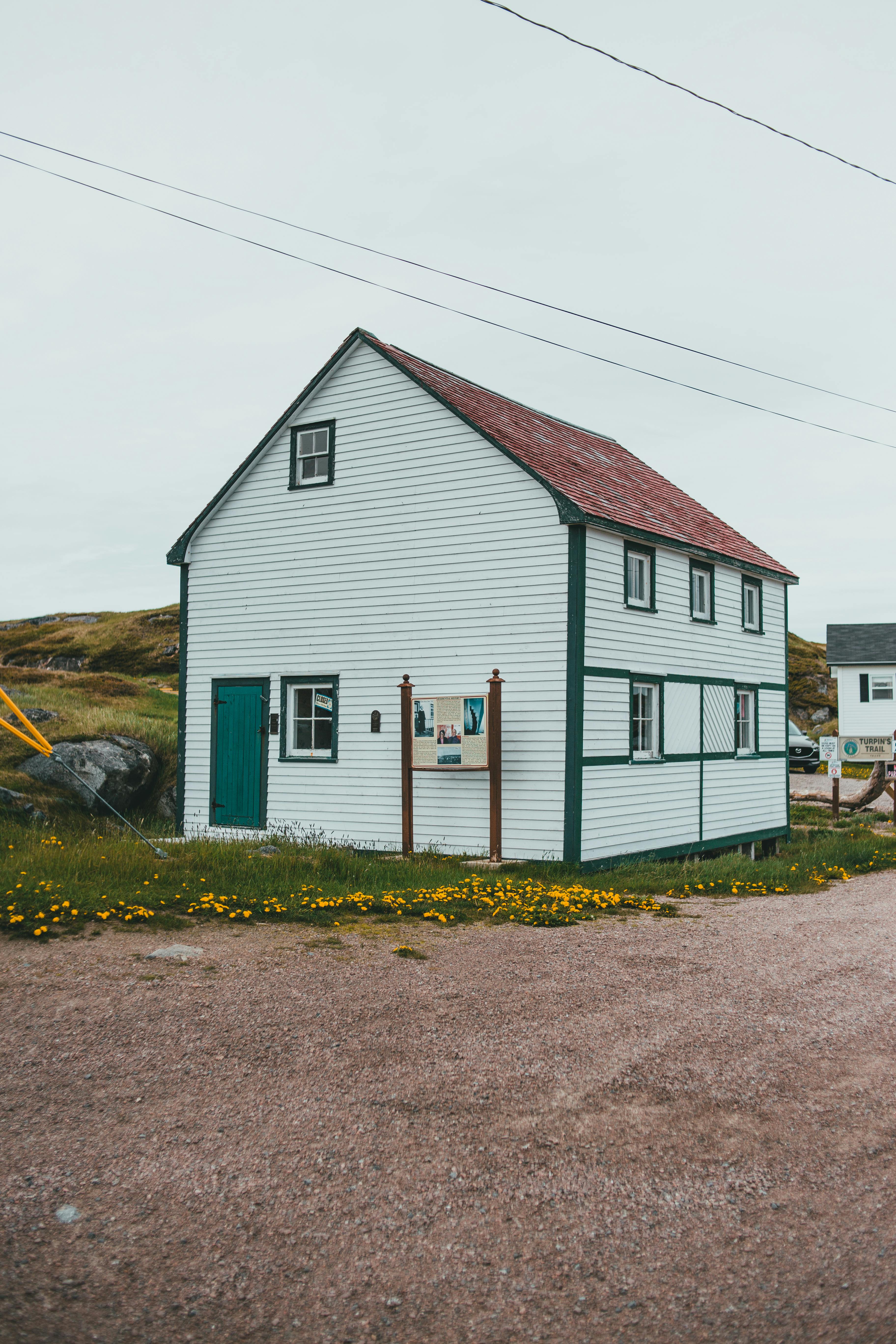House on Grass Field · Free Stock Photo