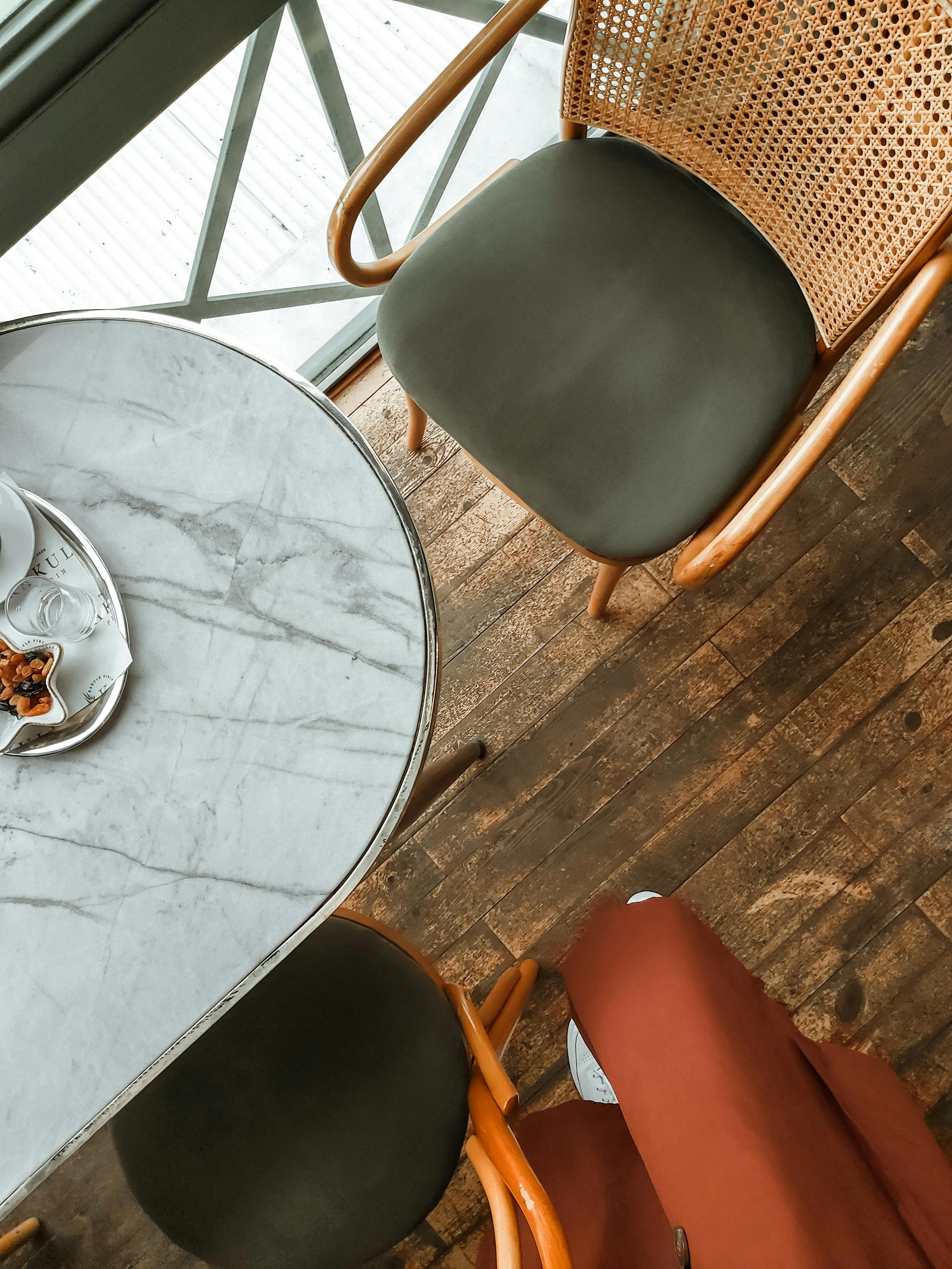 Chairs beside a Table · Free Stock Photo