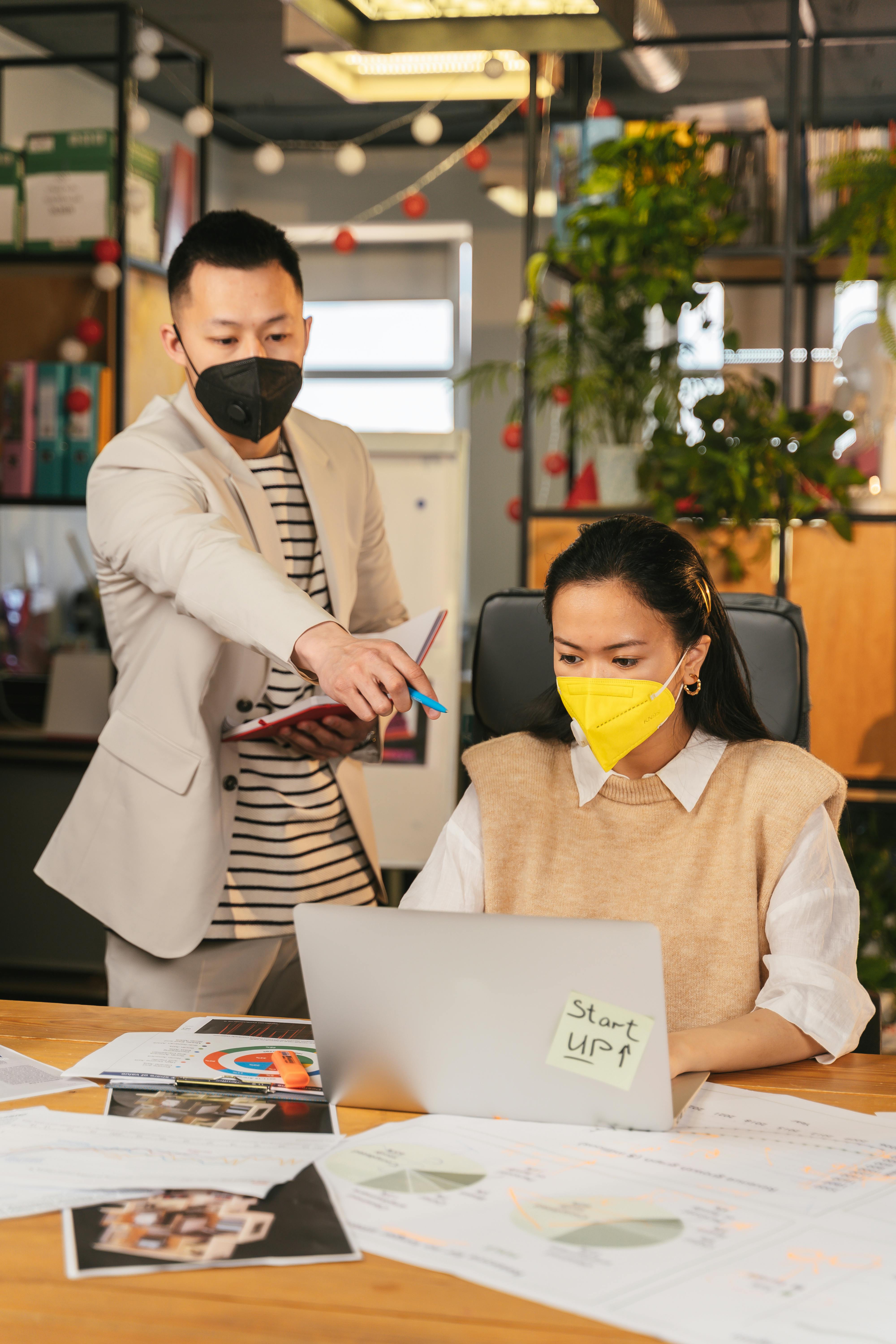 Colleagues having a Discussion · Free Stock Photo