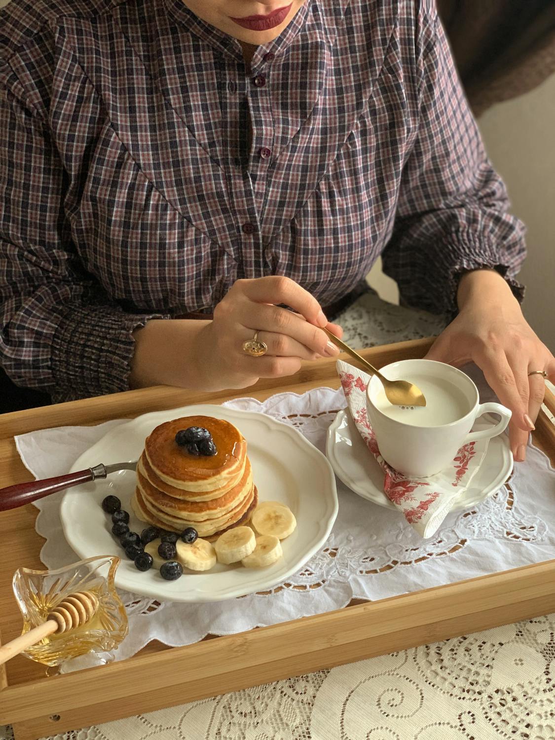 가벼운 식사 간단한 아침 식사 꿀 나무 쟁반 달콤한 도자기 컵 따뜻한 음료 레이스 도일리 맛있는 먹는 미식가
