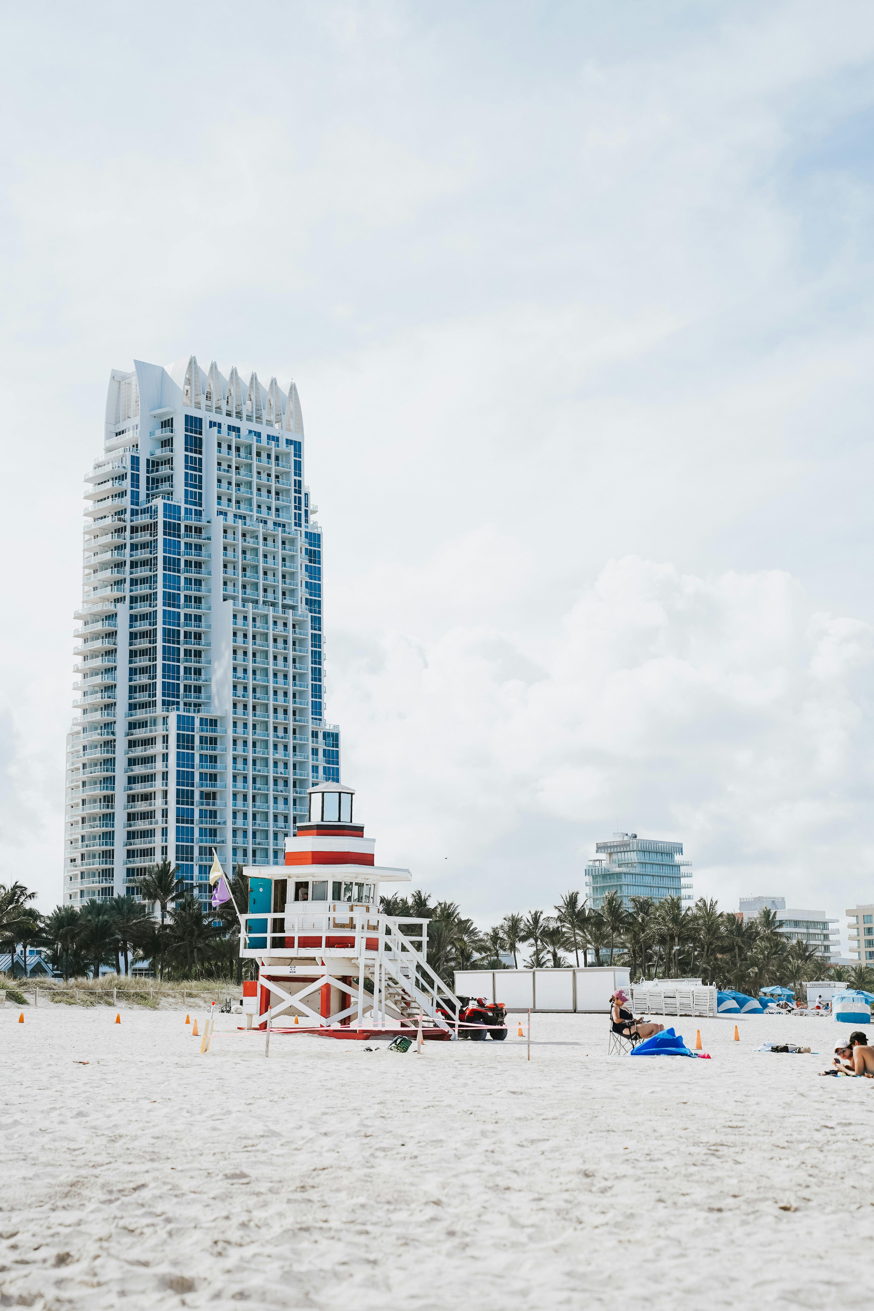 Lifeguard building on seashore against sundown sky · Free Stock Photo