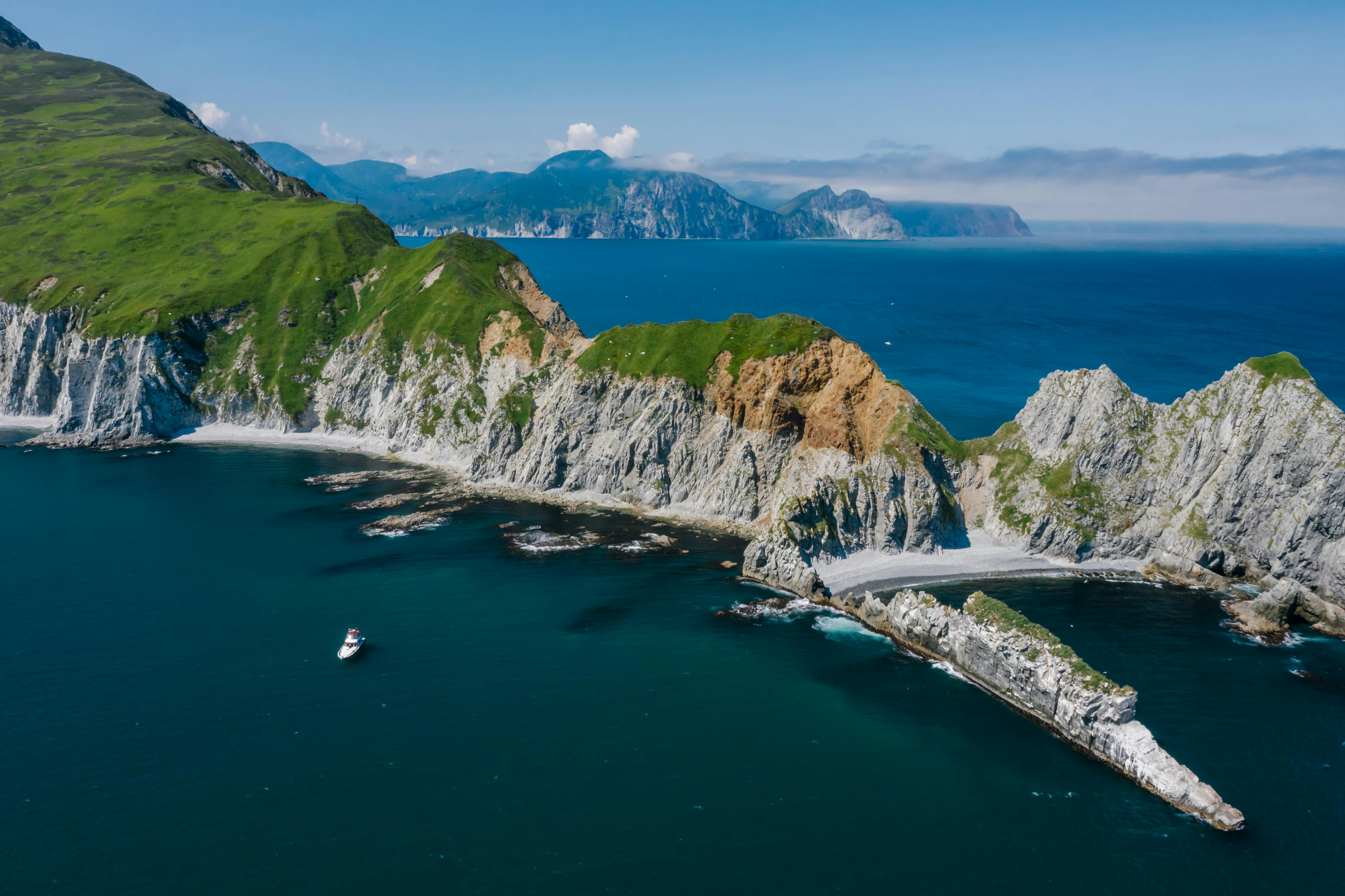 Rocky slope on coast of bay · Free Stock Photo