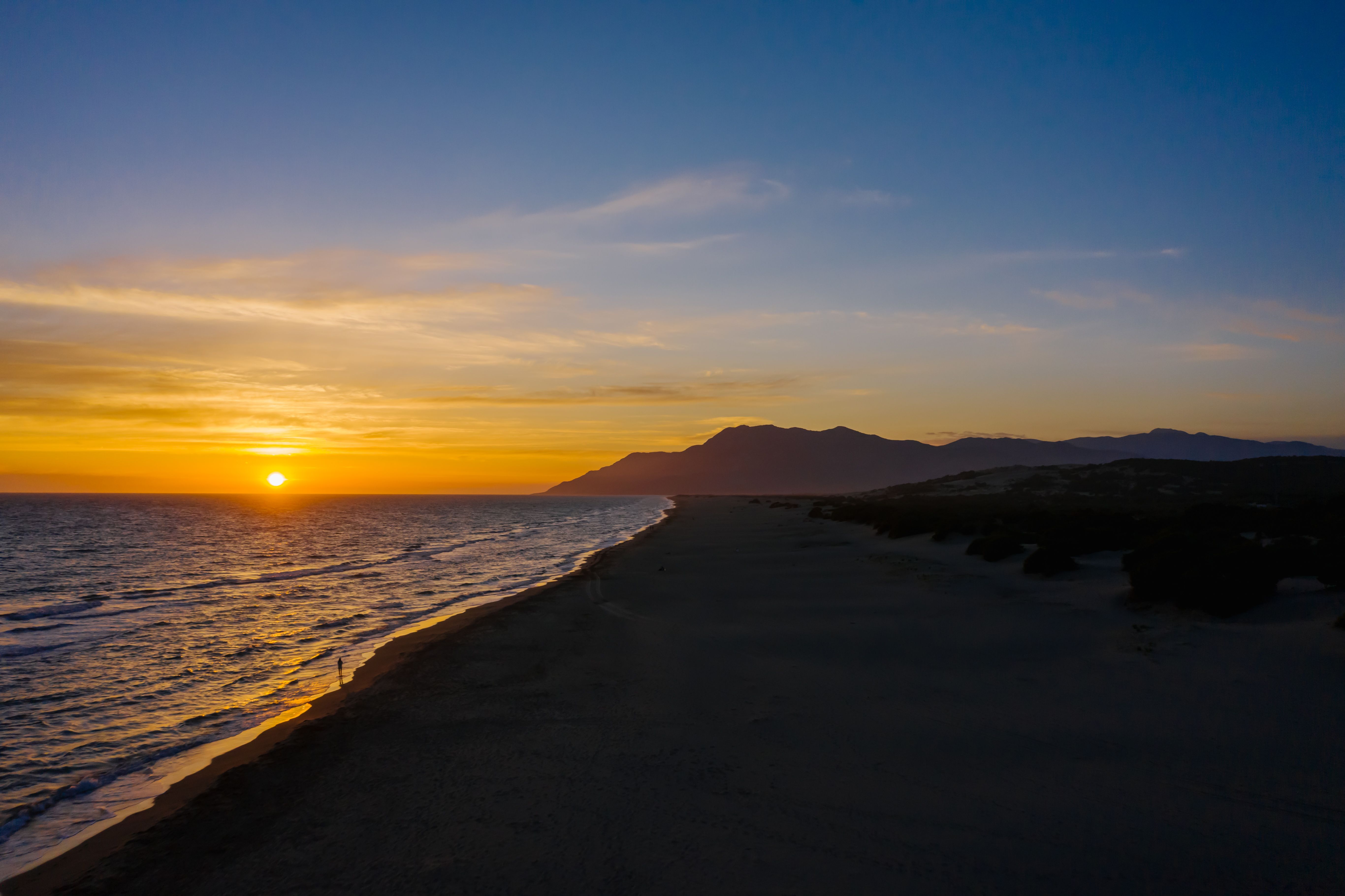 A Golden Sun Setting Over the Ocean · Free Stock Photo
