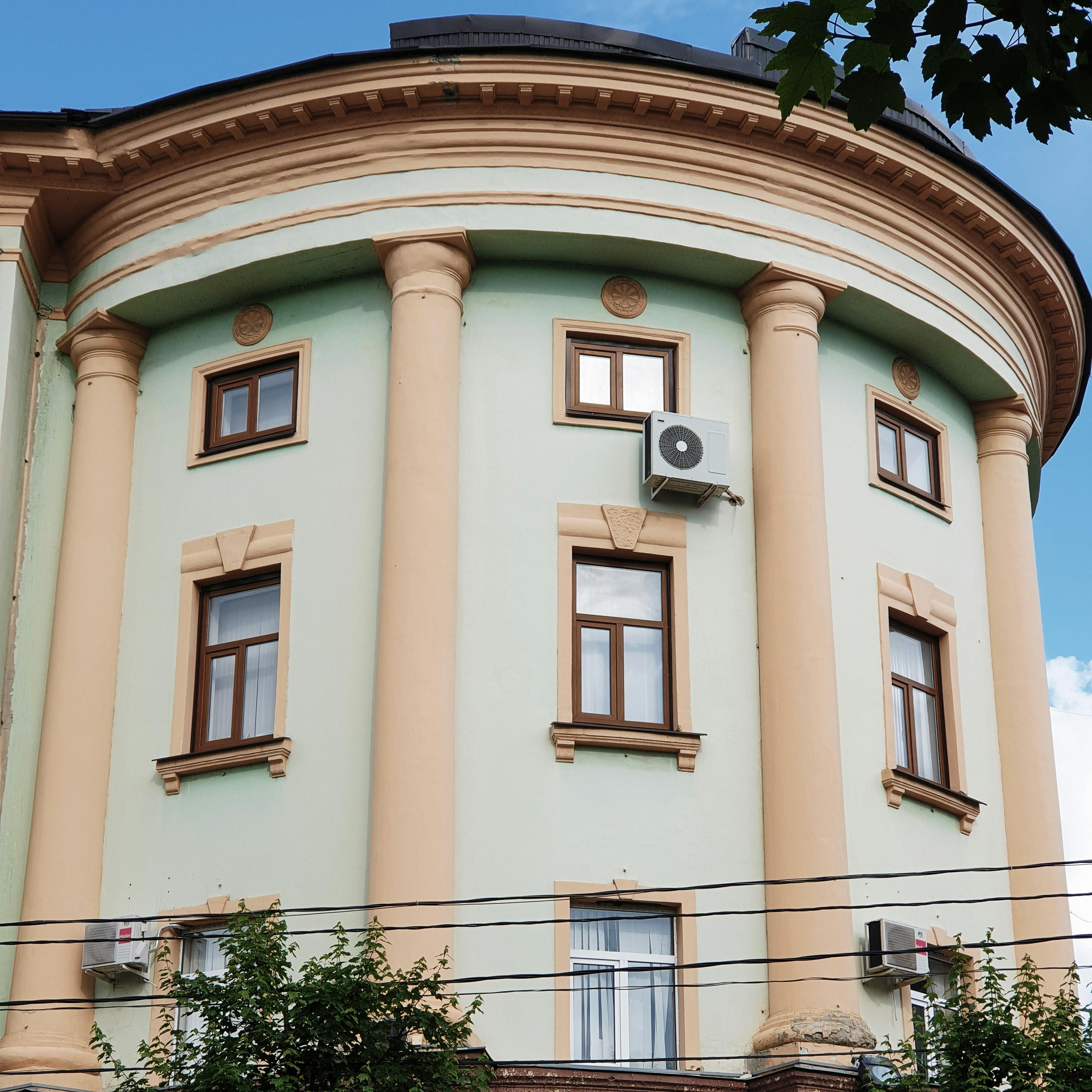 Building with Columns and Window · Free Stock Photo