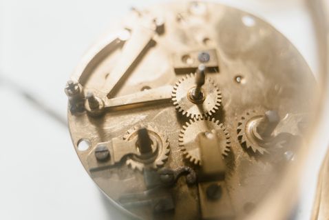 How Does an Analogue Clock Work: Inside Its Simple Mechanics