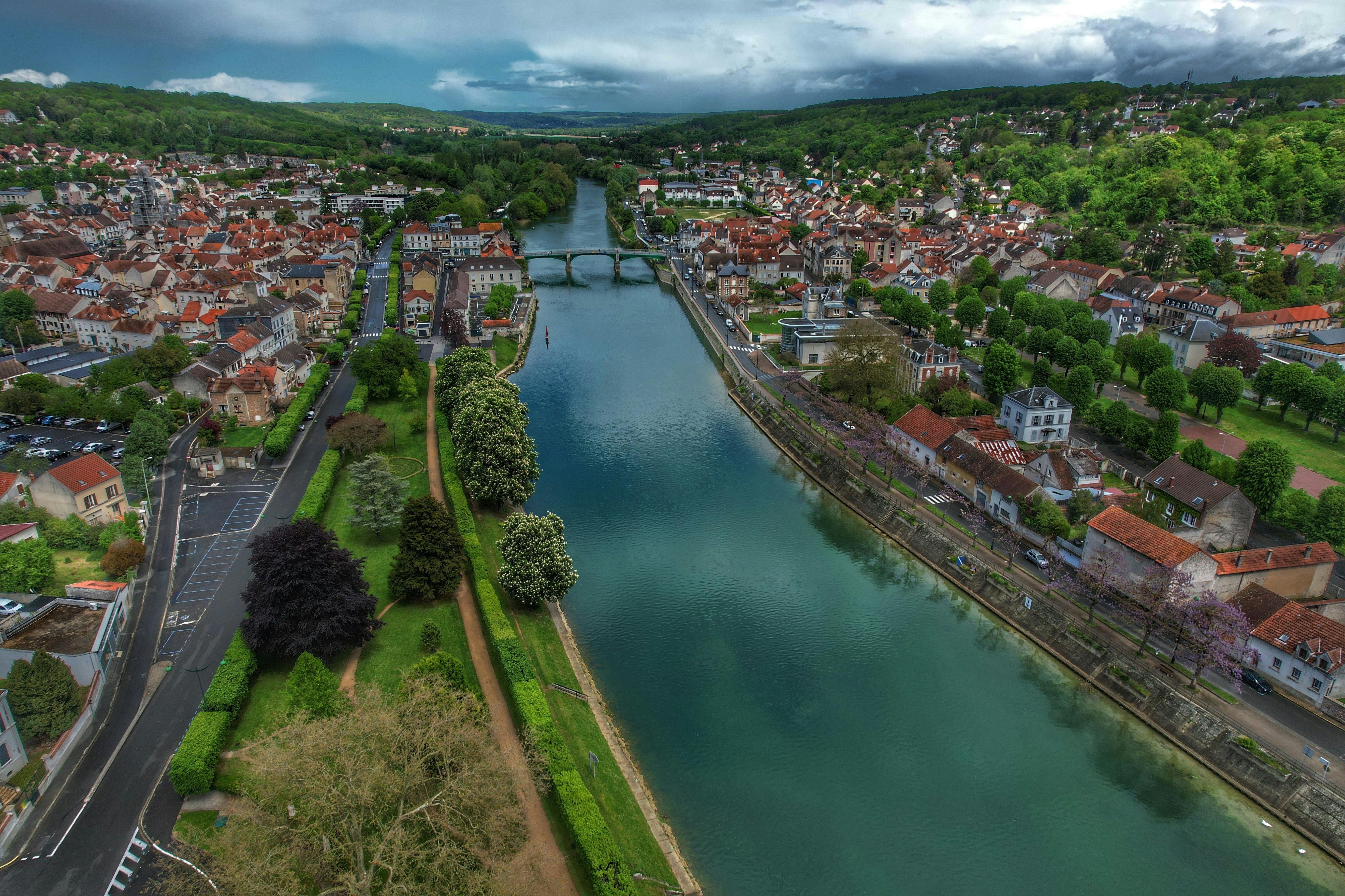 River in City · Free Stock Photo