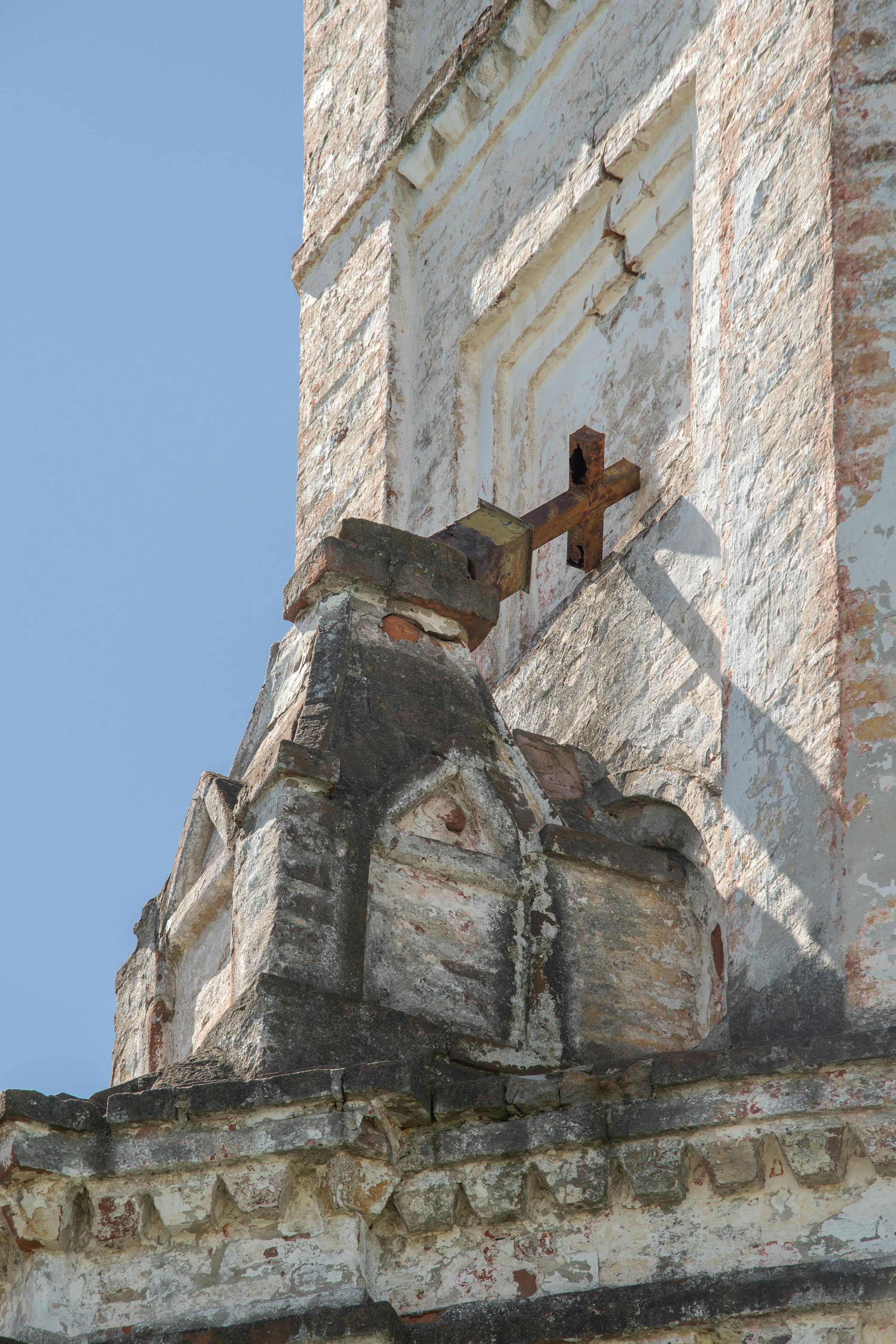 Broken Cross on Monument · Free Stock Photo