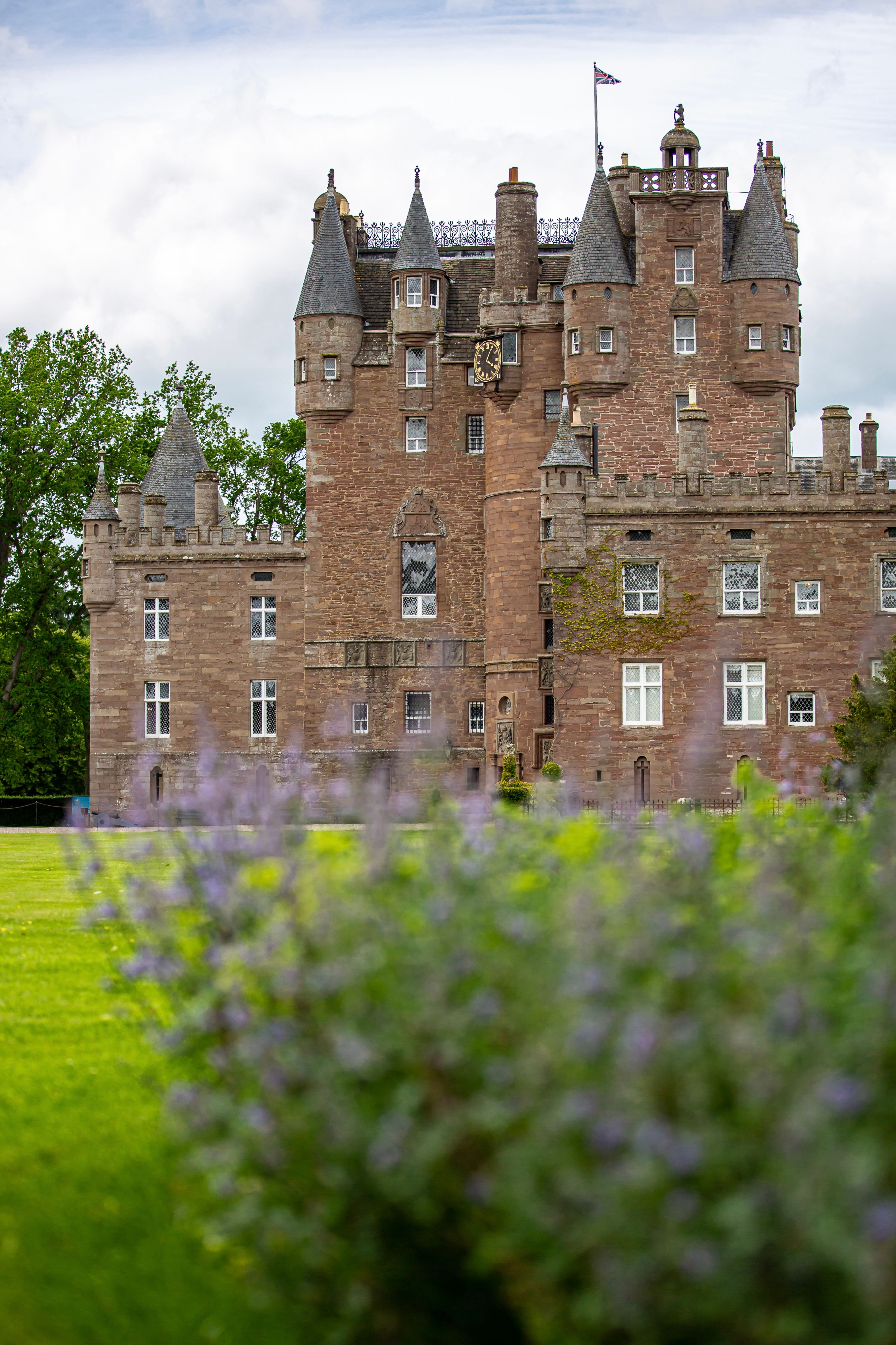 Glamis Castle in a Grassland · Free Stock Photo