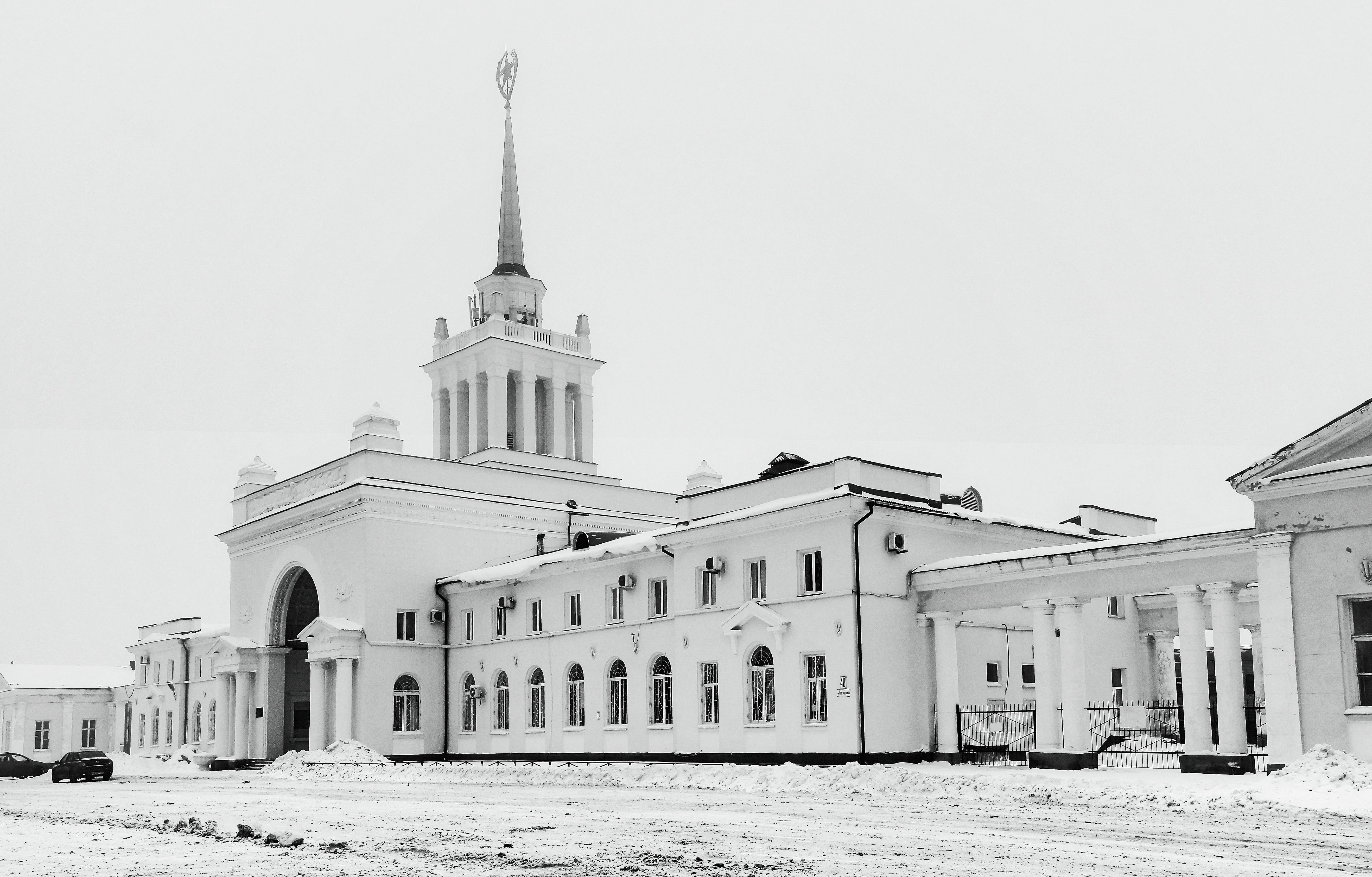 Monochrome Shot of a Building · Free Stock Photo