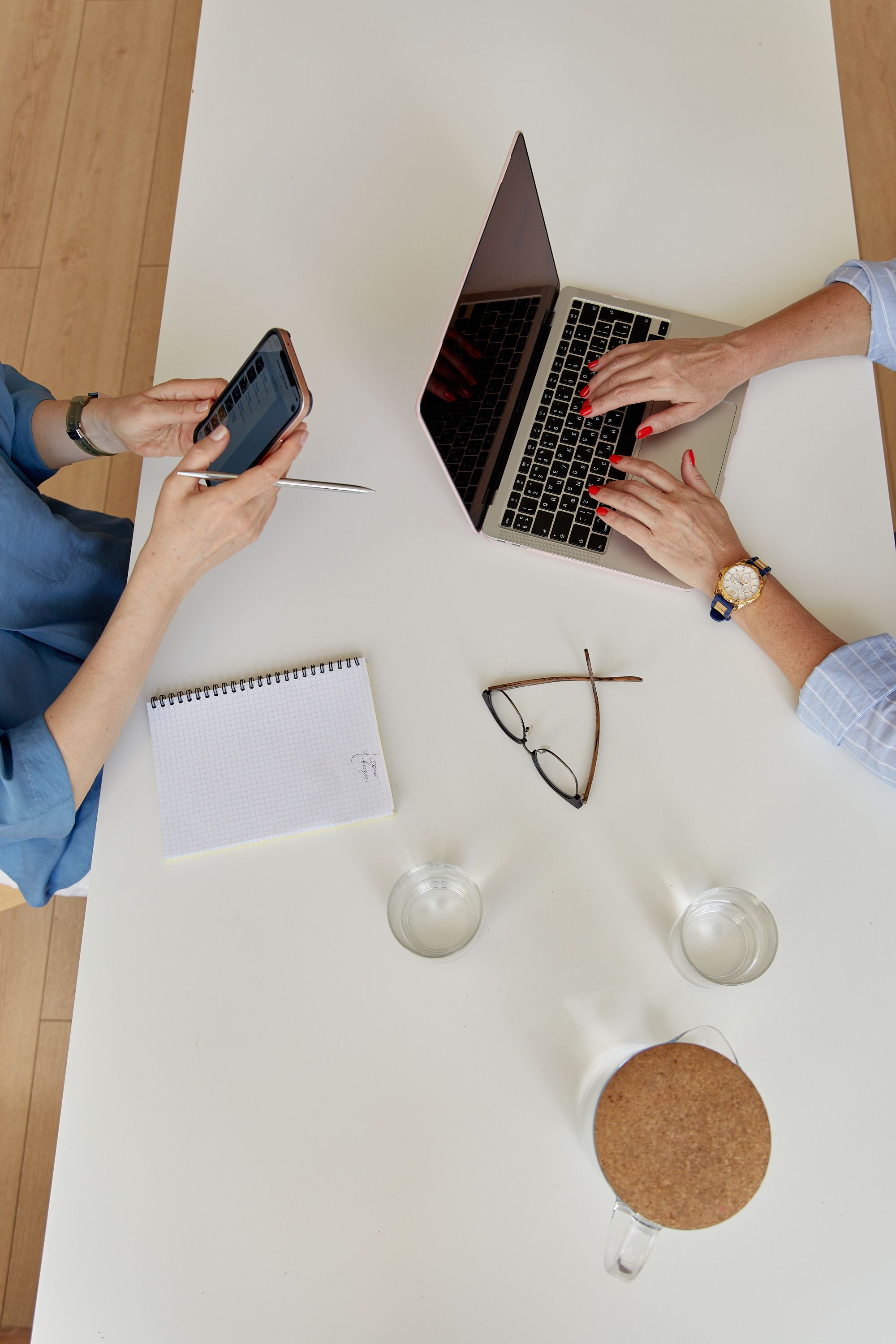 Office Administrator Desk Teamwork Photos, Download The BEST Free ...