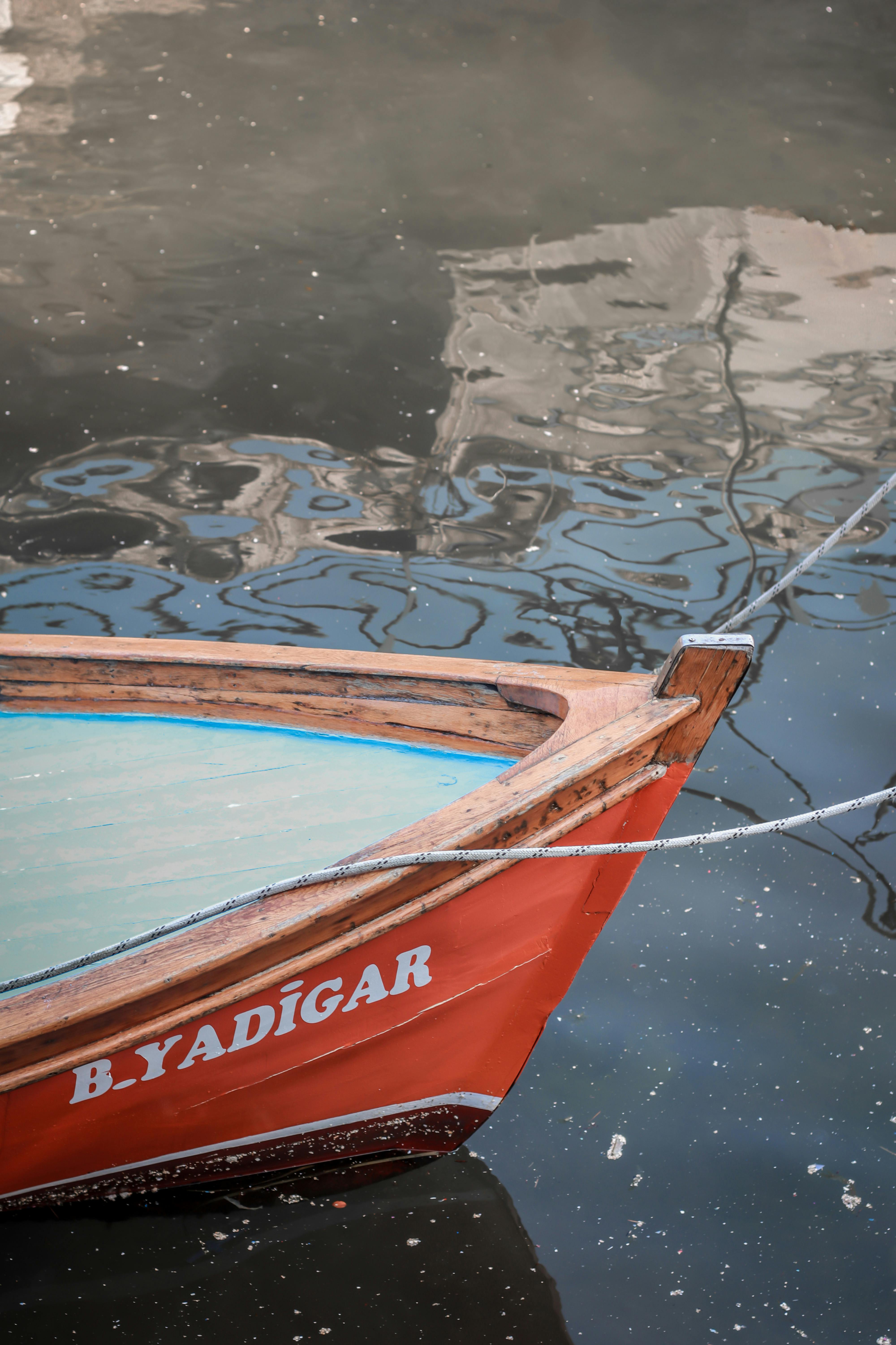 White Boat on Water · Free Stock Photo