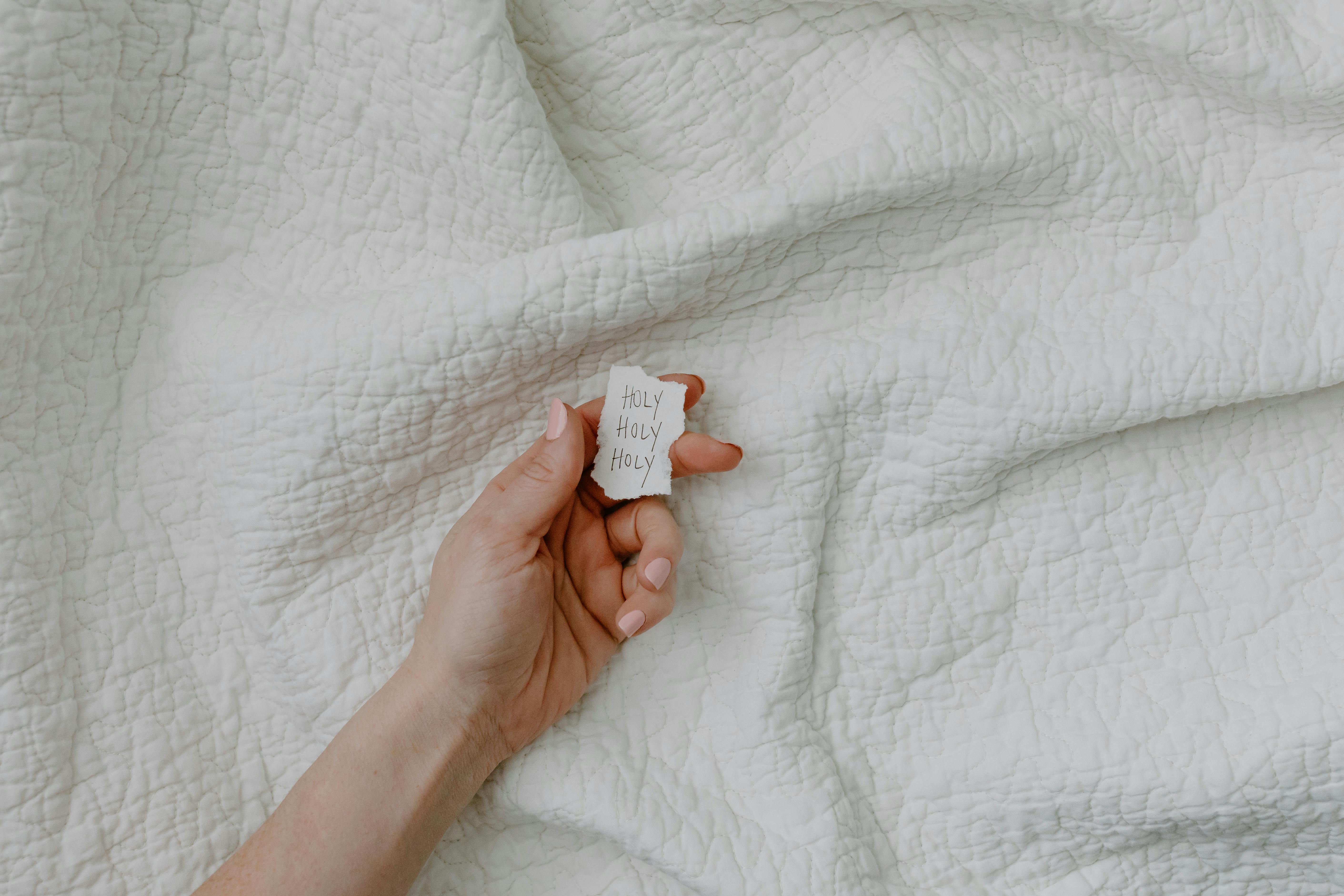 Person Holding Note with Be Kind Text · Free Stock Photo