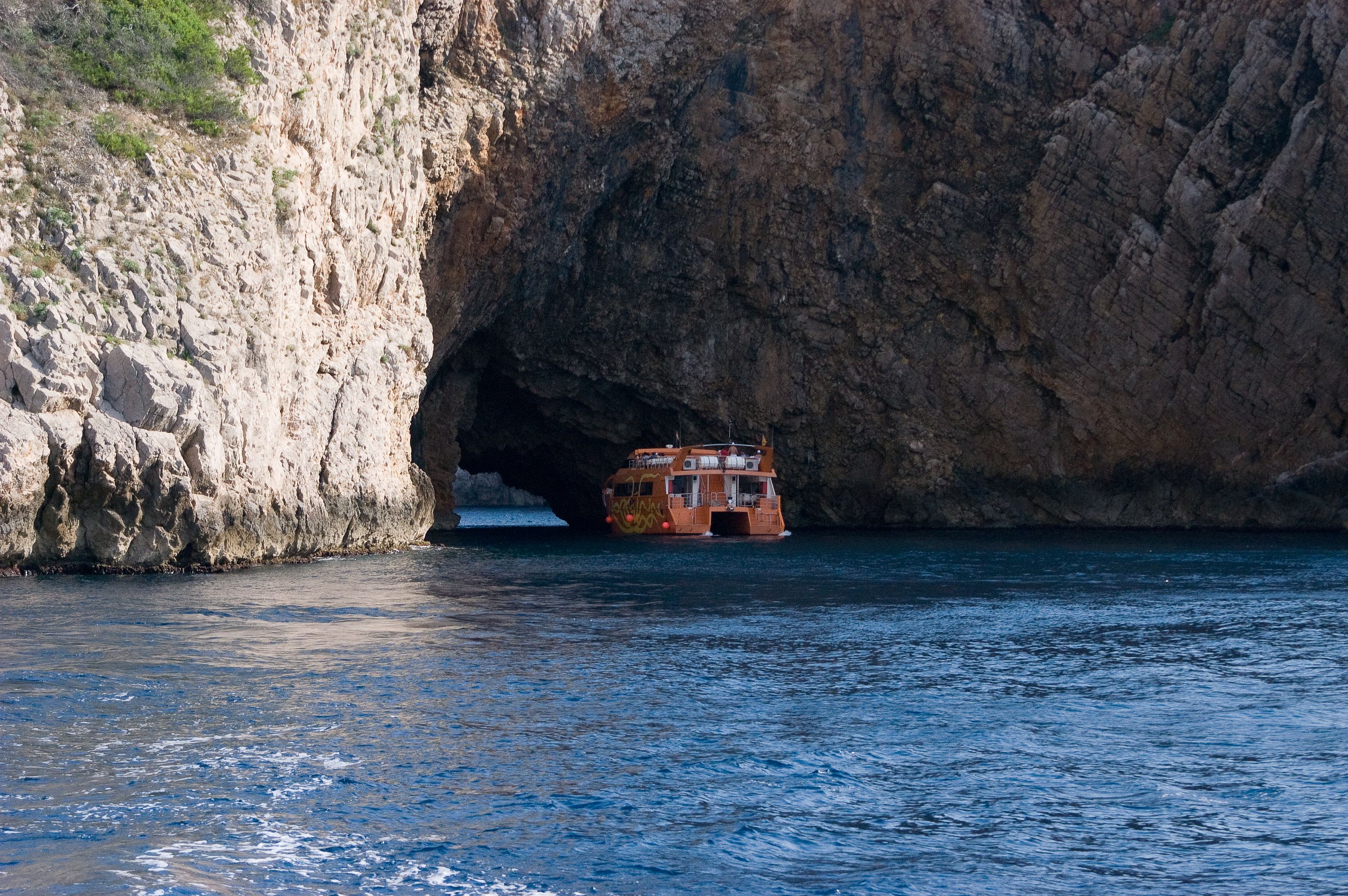 Boat Sailing in a Cave · Free Stock Photo