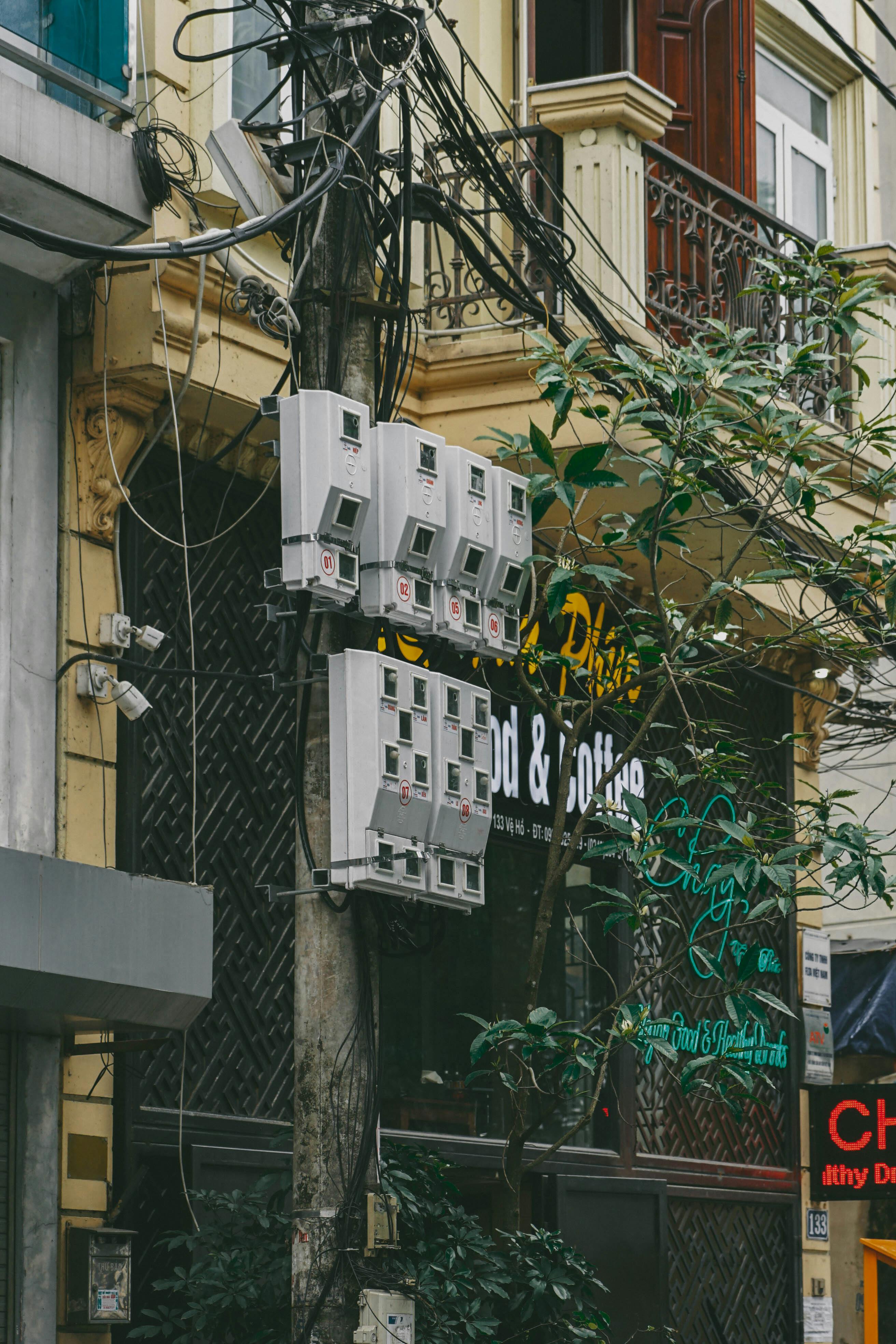 Workers Repairing a Utility Pole · Free Stock Photo