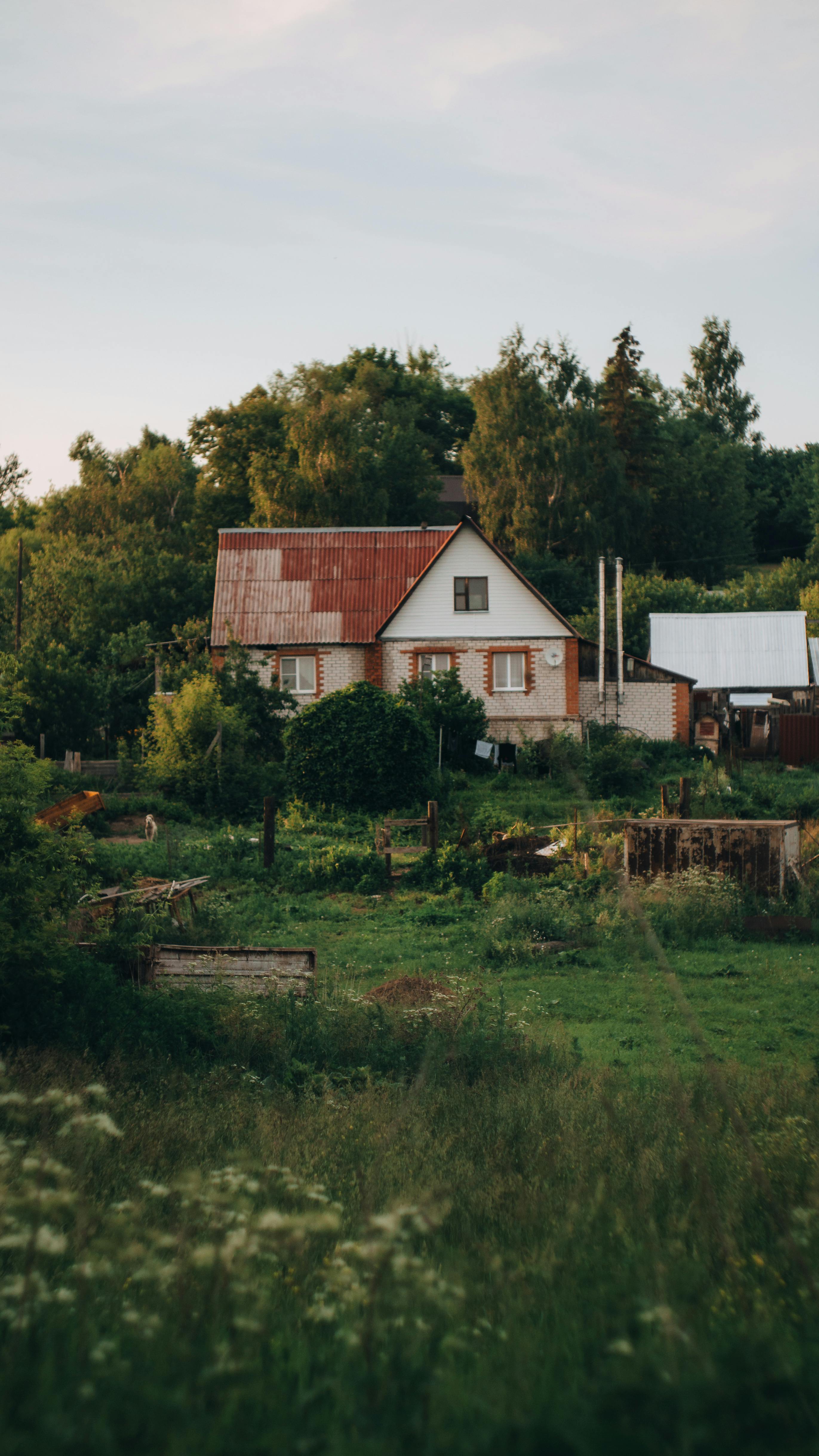 Green Field and Farmhouse on Hill · Free Stock Photo