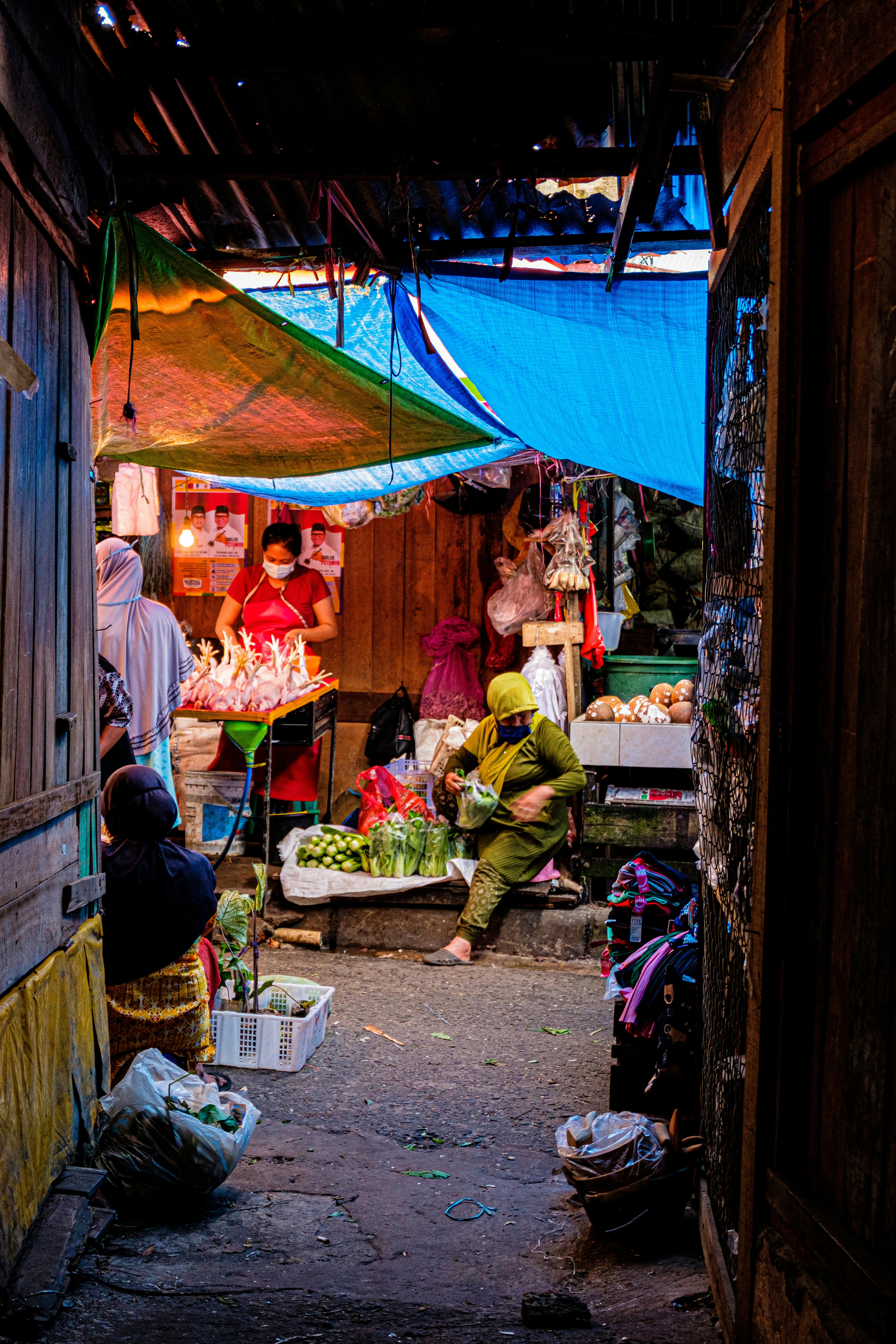 Vibrant Local Market Scene with Vendors · Free Stock Photo