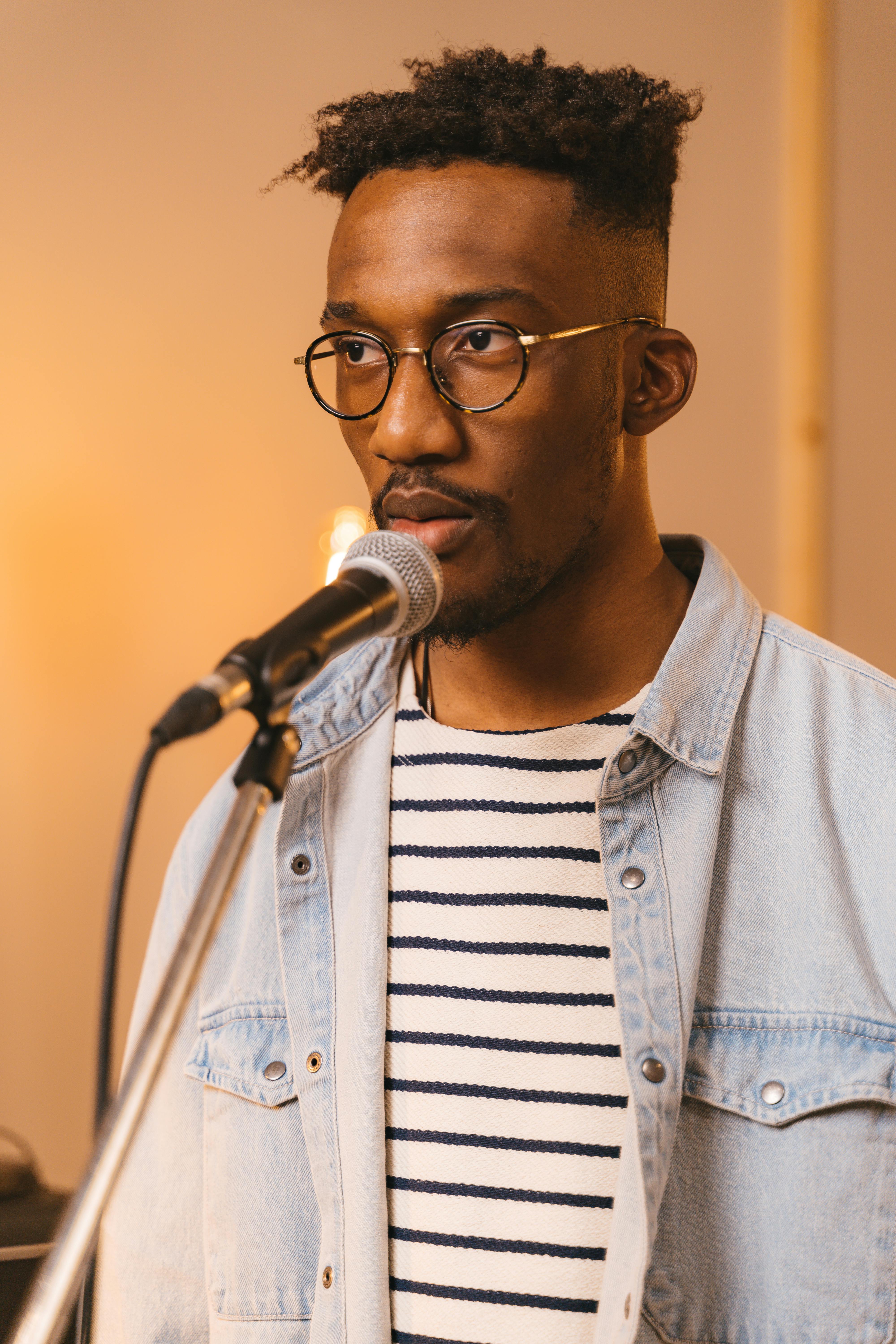 Foto de stock gratuita sobre chaqueta tejana, hablando, micrófono, tiro ...
