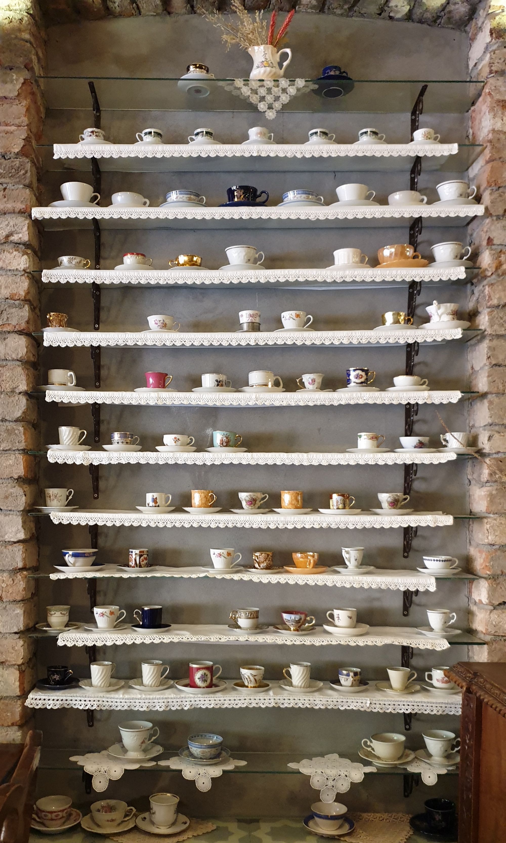 Decorative Crockery on Display · Free Stock Photo