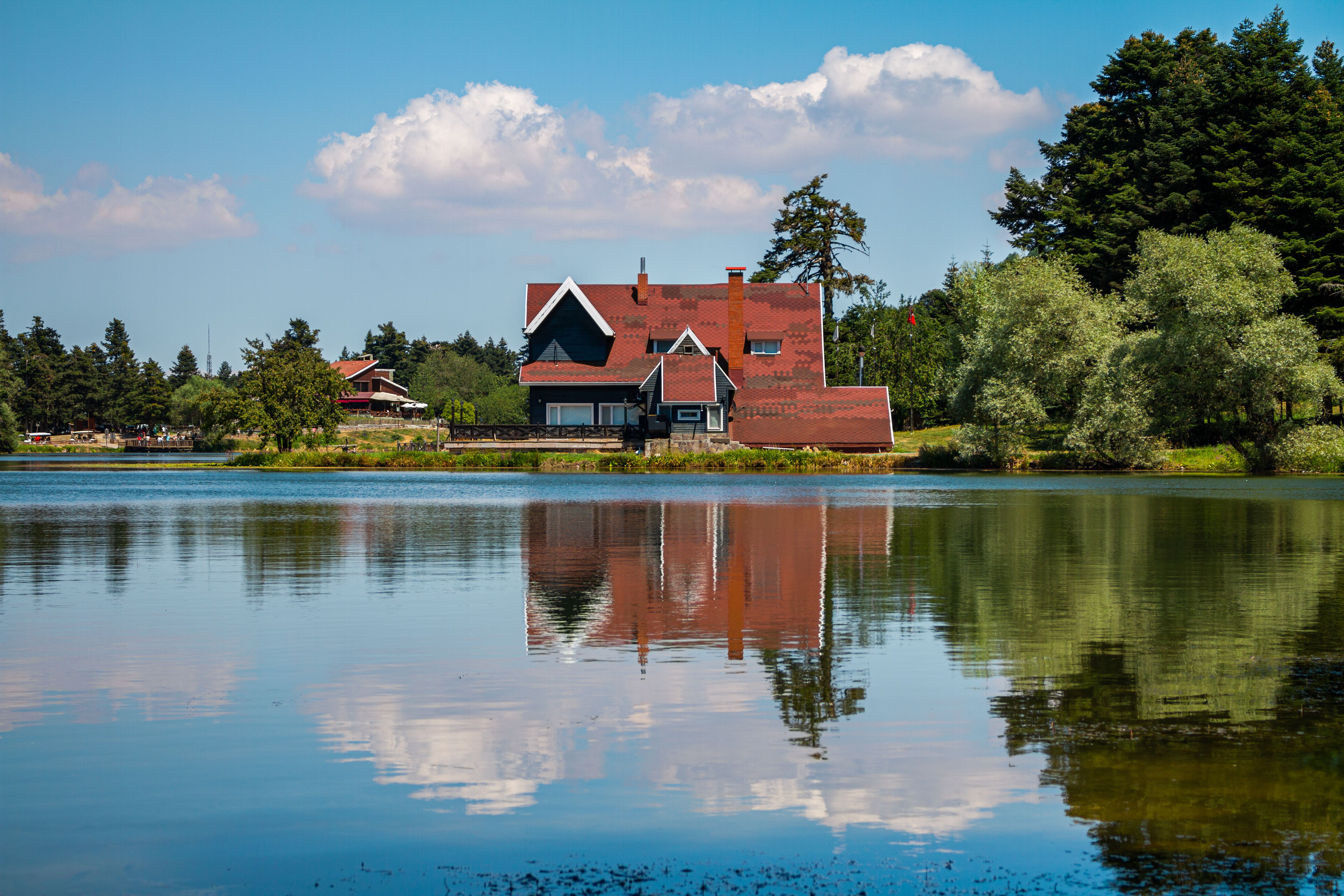 House Near Lake · Free Stock Photo